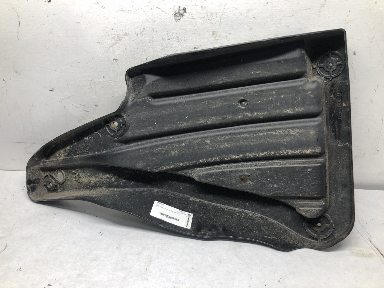 17-20511-000 | Freightliner CASCADIA Inner Fender for Sale