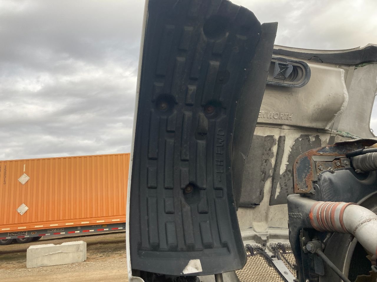 L35-1037 | Kenworth T660 Inner Fender for Sale