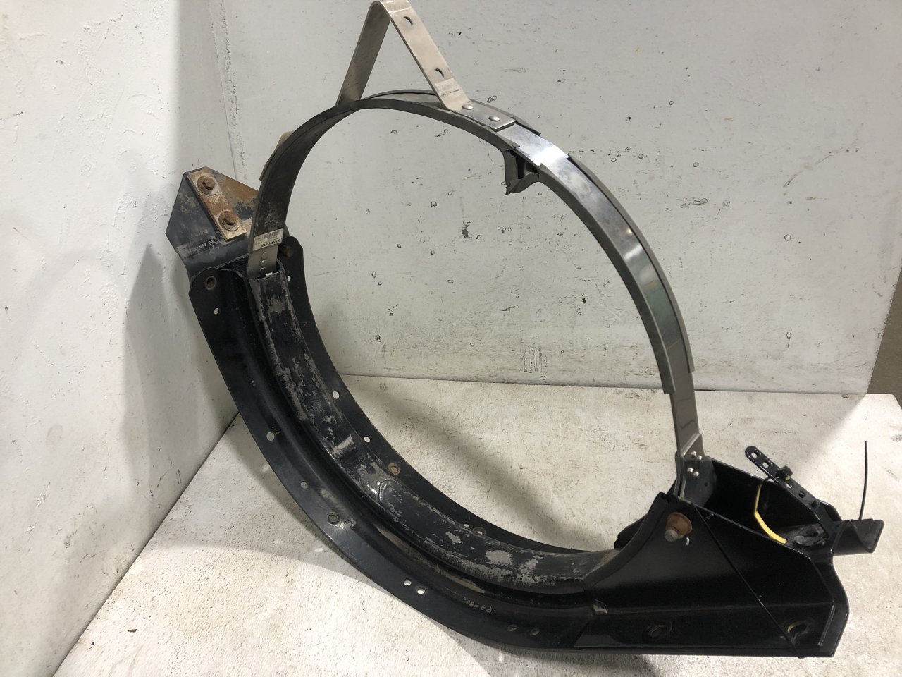 2072AA | Kenworth T680 Fuel Tank Strap for Sale