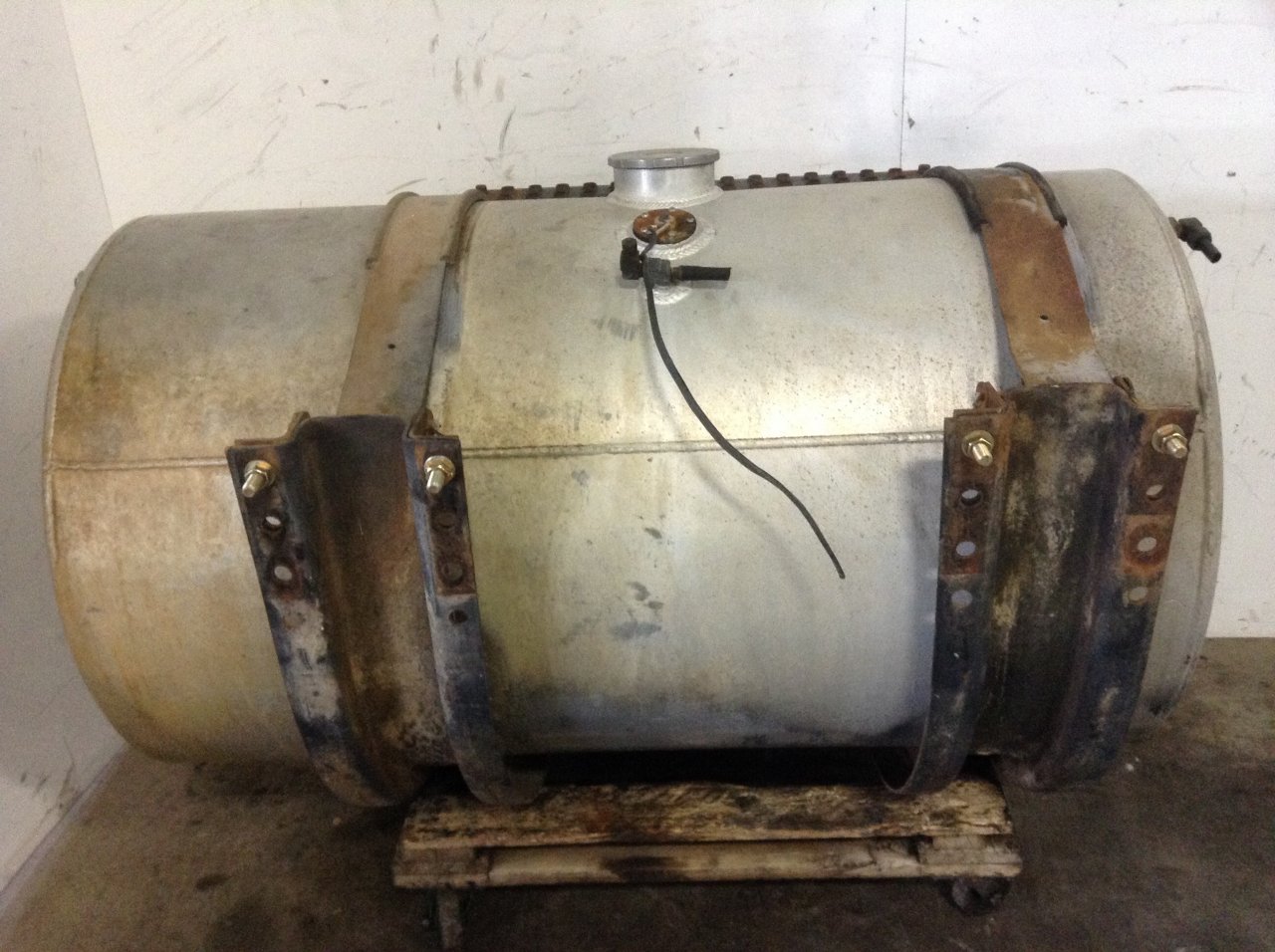 430010059 | White TRUCK Fuel Tank for Sale