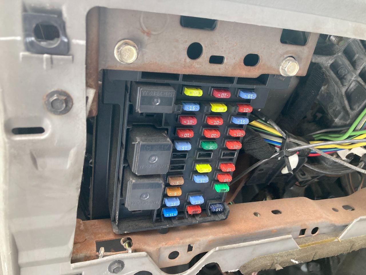 4C40-14A067-AA | Ford F650 Fuse Box for Sale
