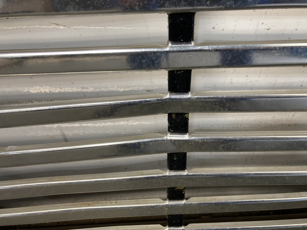 International 1600 LOADSTAR Grille for Sale