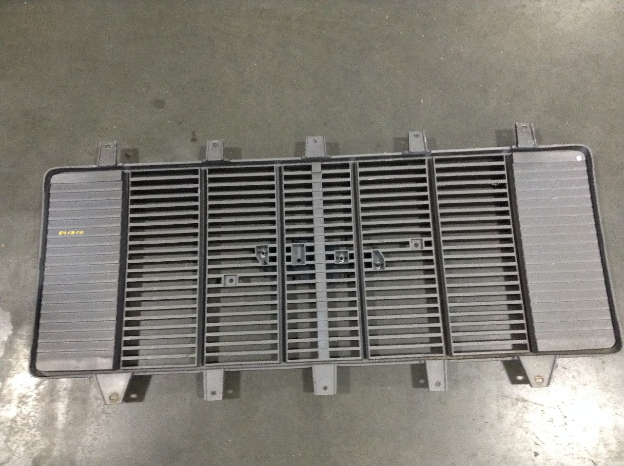 15628032 | Chevrolet C6500 Grille for Sale