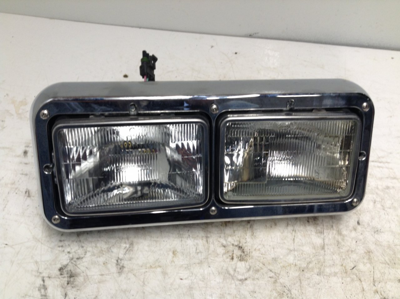 K256-880-4 | Kenworth T600 Headlamp for Sale