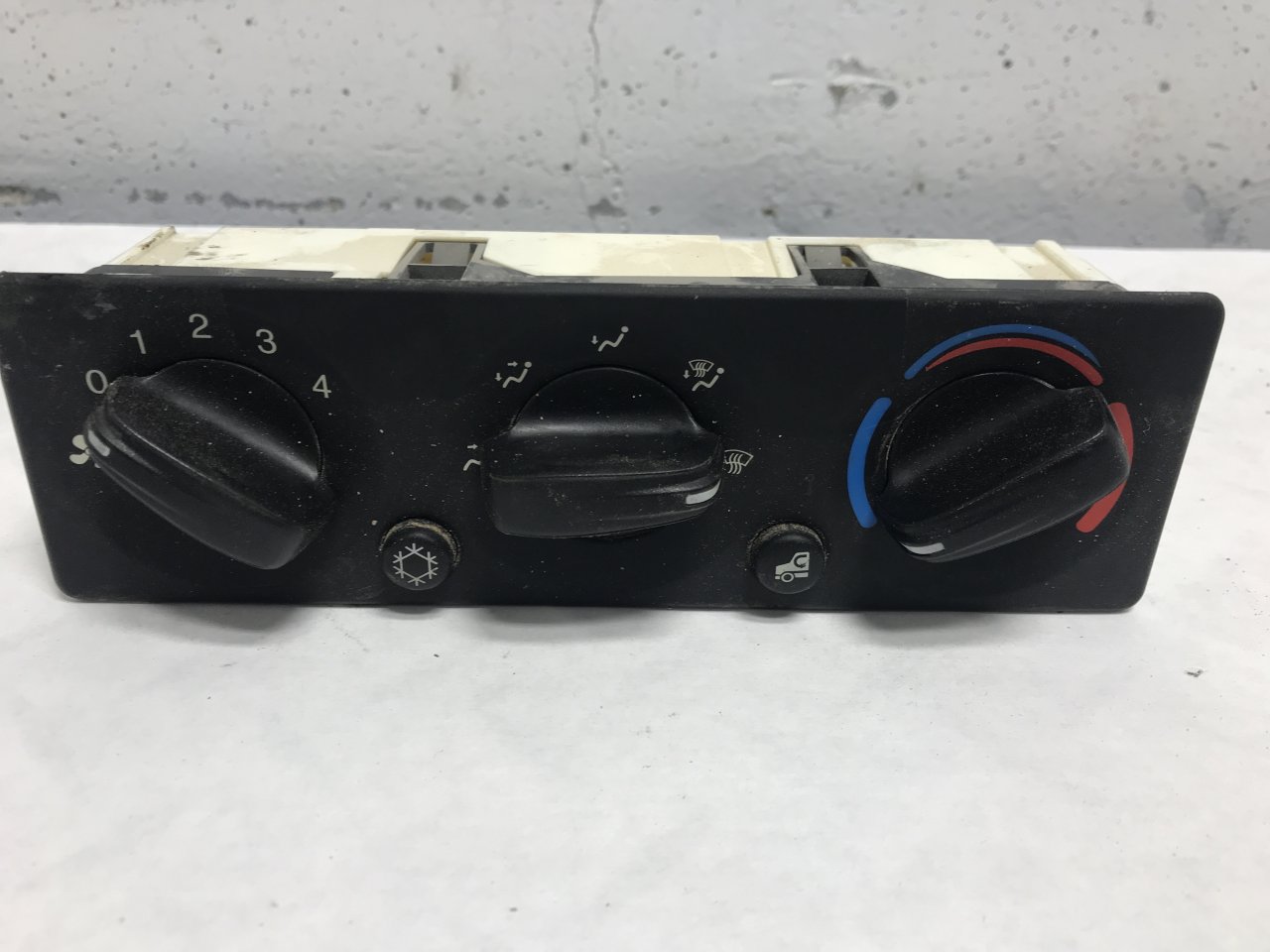 Q21-6012 | Peterbilt 367 Heater & AC Temperature Control for Sale