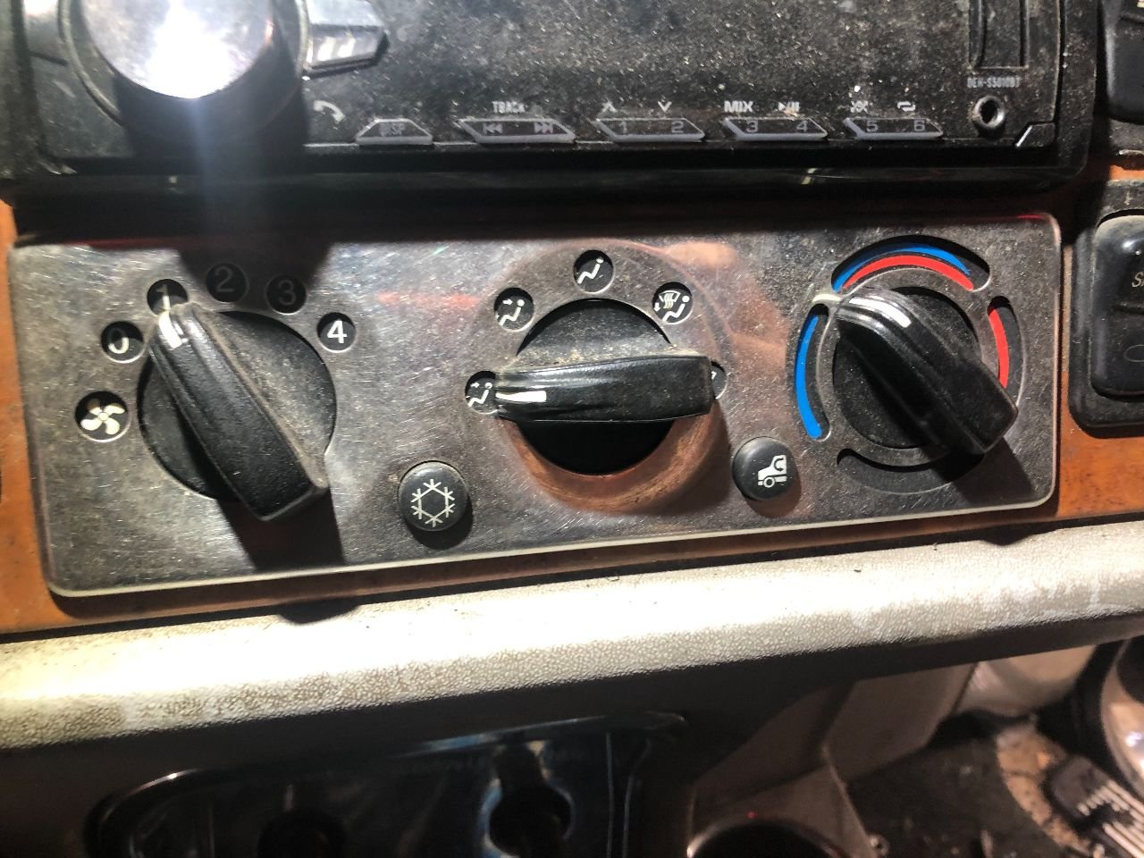 Q21-6012 | Peterbilt 379 Heater & AC Temperature Control for Sale