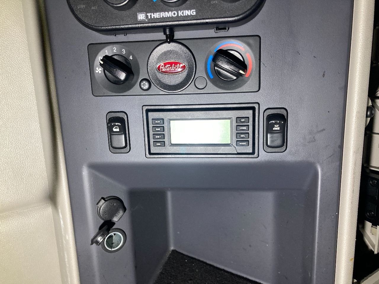 Q21-1122 | Peterbilt 579 Heater & AC Temperature Control for Sale