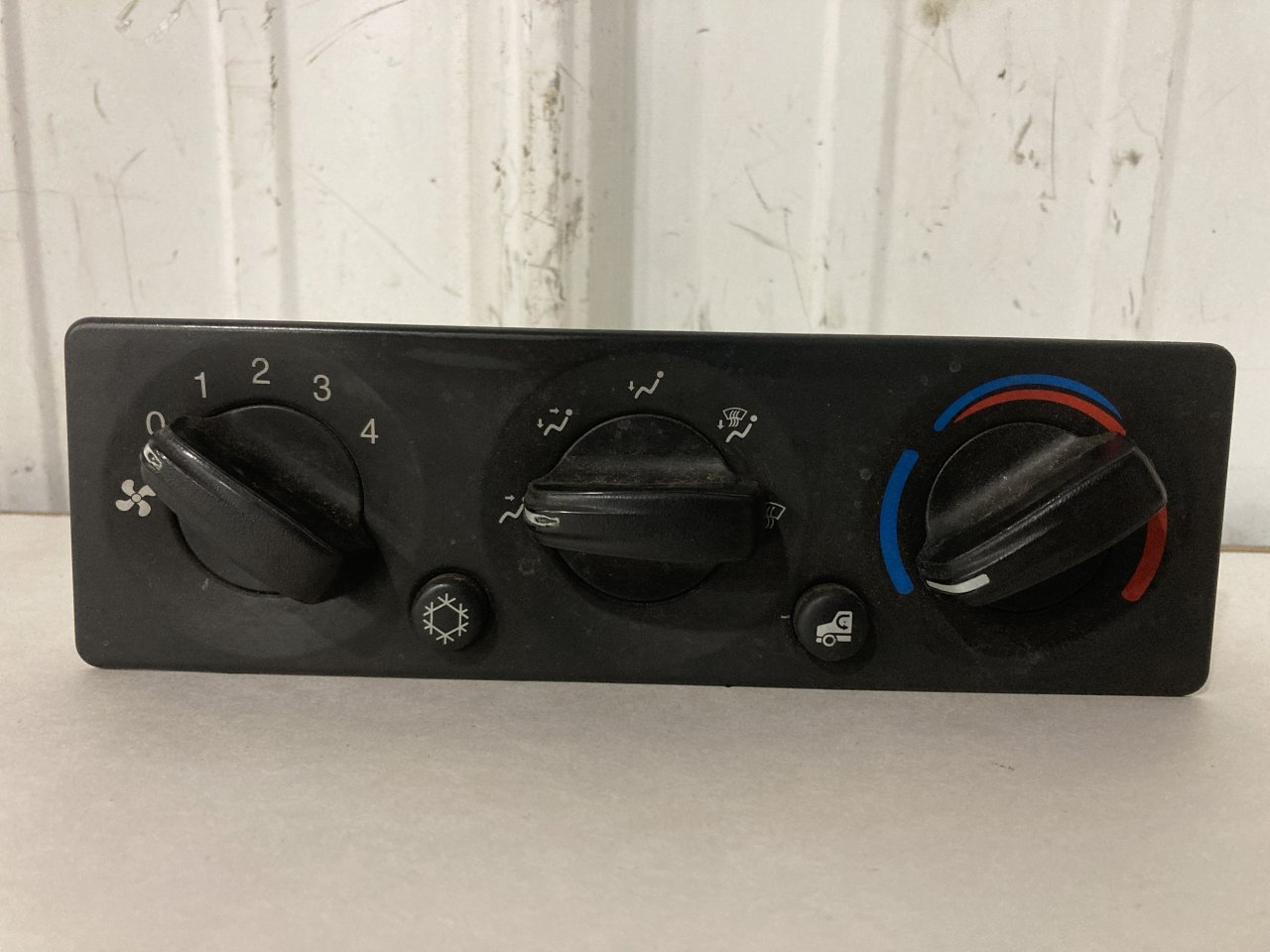 Q21-6008 | Peterbilt 587 Heater & AC Temperature Control for Sale