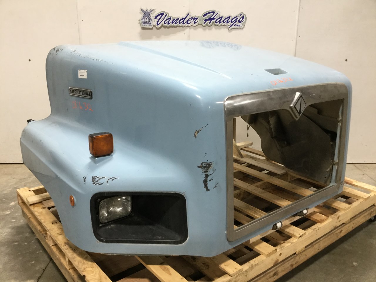 3546818C92 | International 5600I Hood for Sale