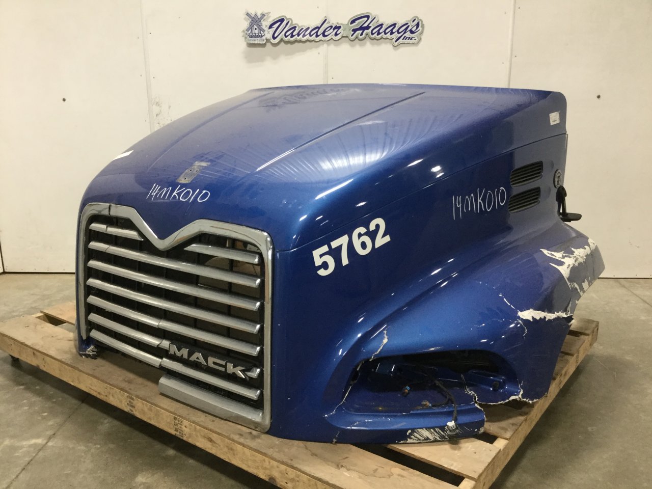 82716357 | Mack CXU613 Hood for Sale