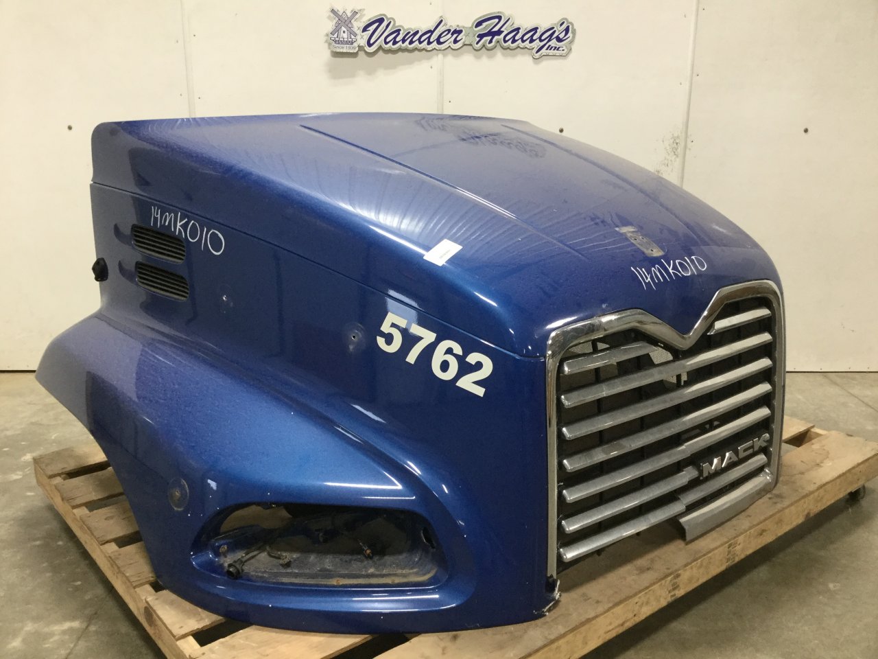 82716357 | Mack CXU613 Hood for Sale