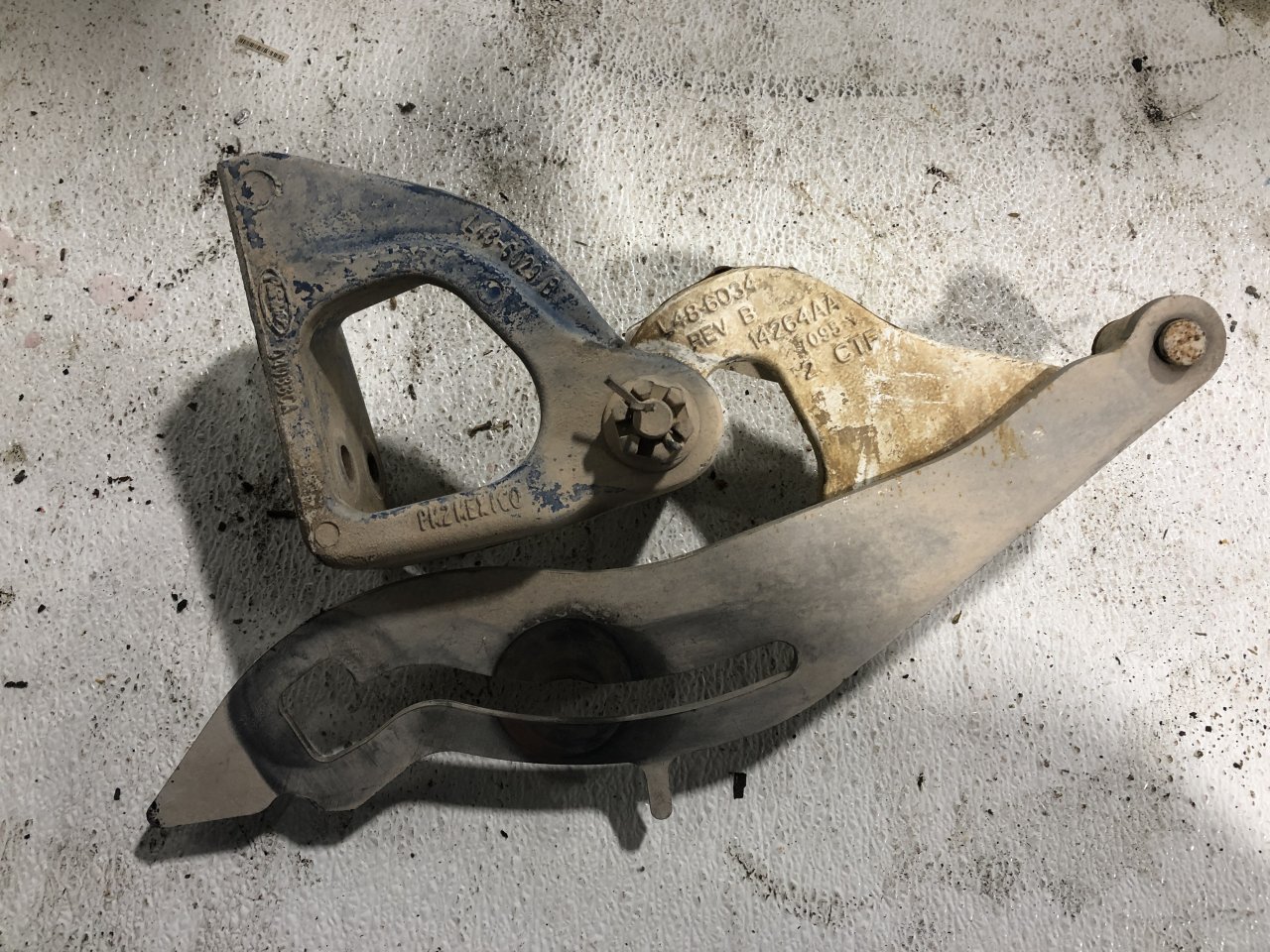 L48-6029 | Peterbilt 367 Hood Hinge for Sale