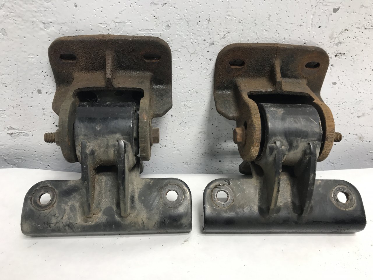 25131009 | Mack CHU Hood Hinge for Sale