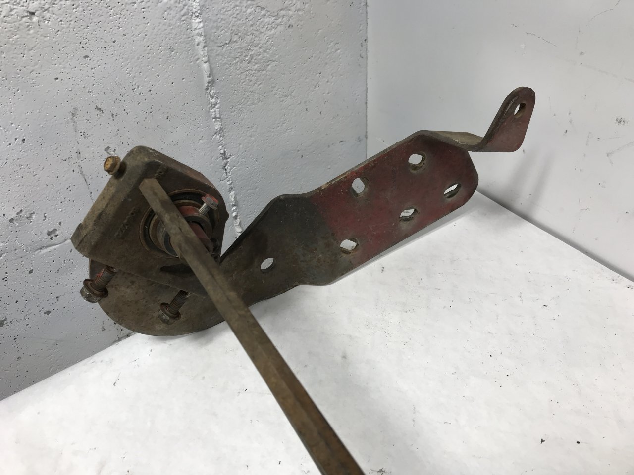 Volvo VNL Hood Hinge for Sale