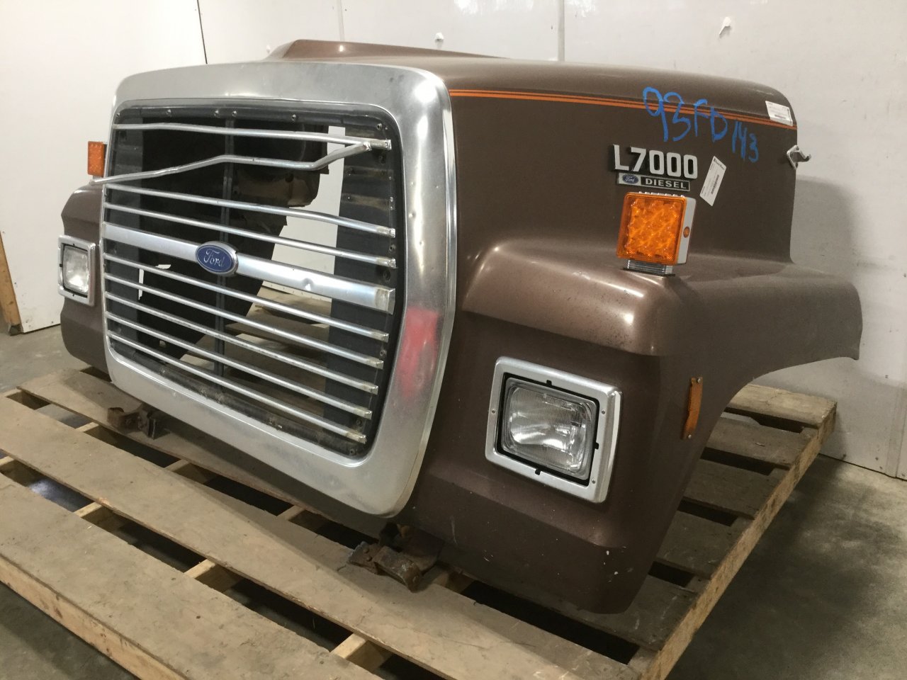 F0HZ-16000A | Ford LN7000 Hood for Sale