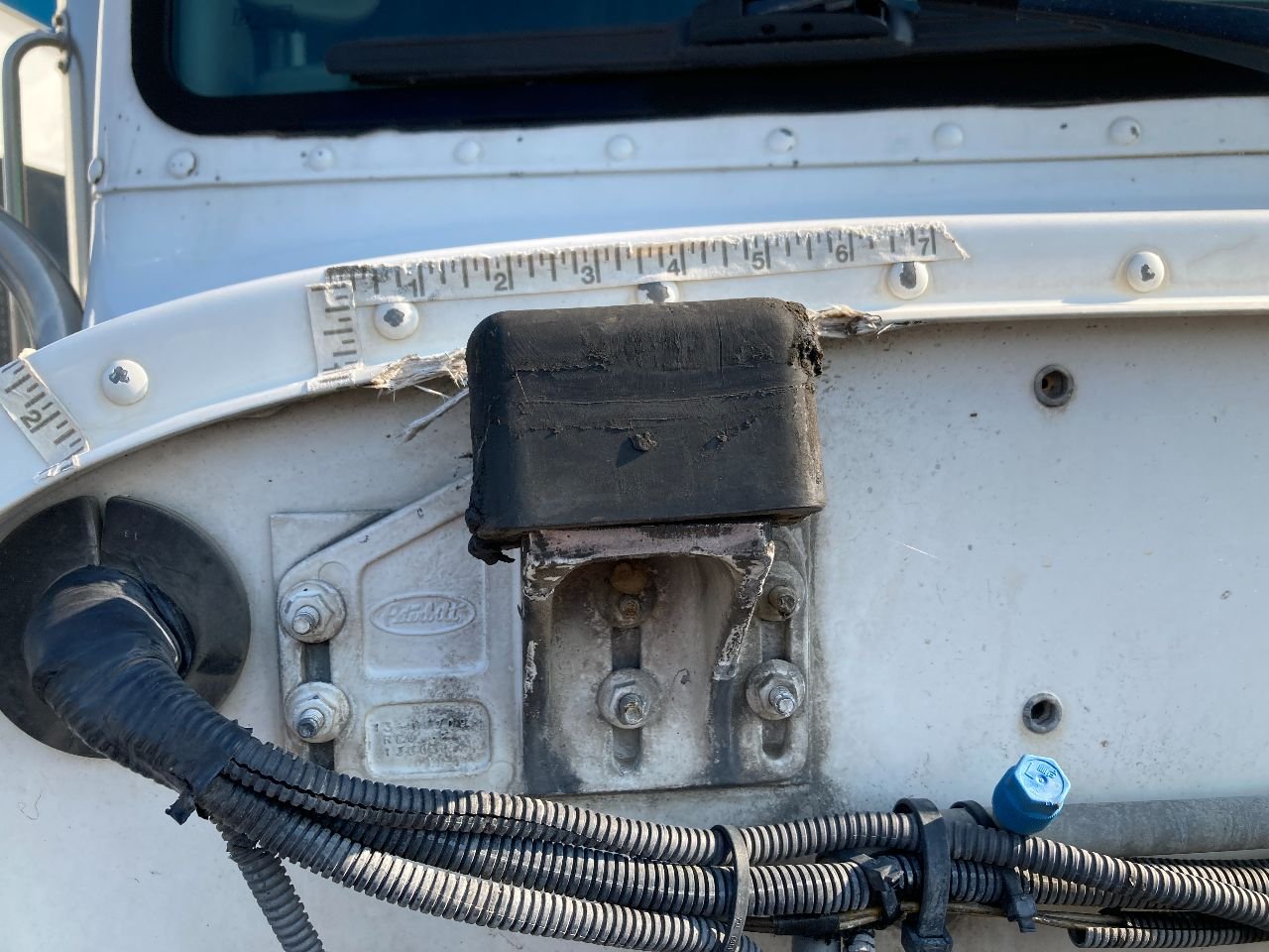 13-04709 | Peterbilt 389 Hood Rest for Sale