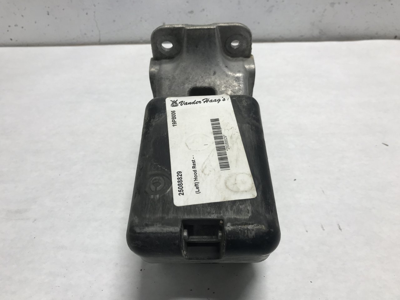 L85-6084 | Peterbilt 579 Hood Rest for Sale