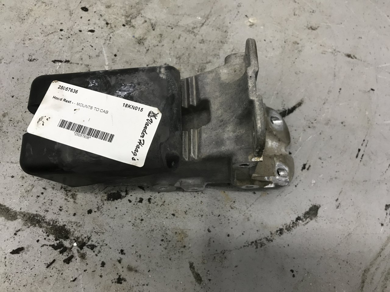 L85-6130 | Kenworth T680 Hood Rest for Sale
