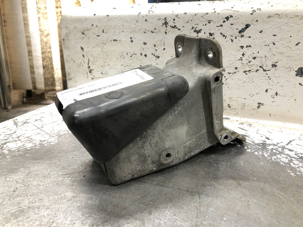 L85-6116 | Kenworth T680 Hood Rest for Sale