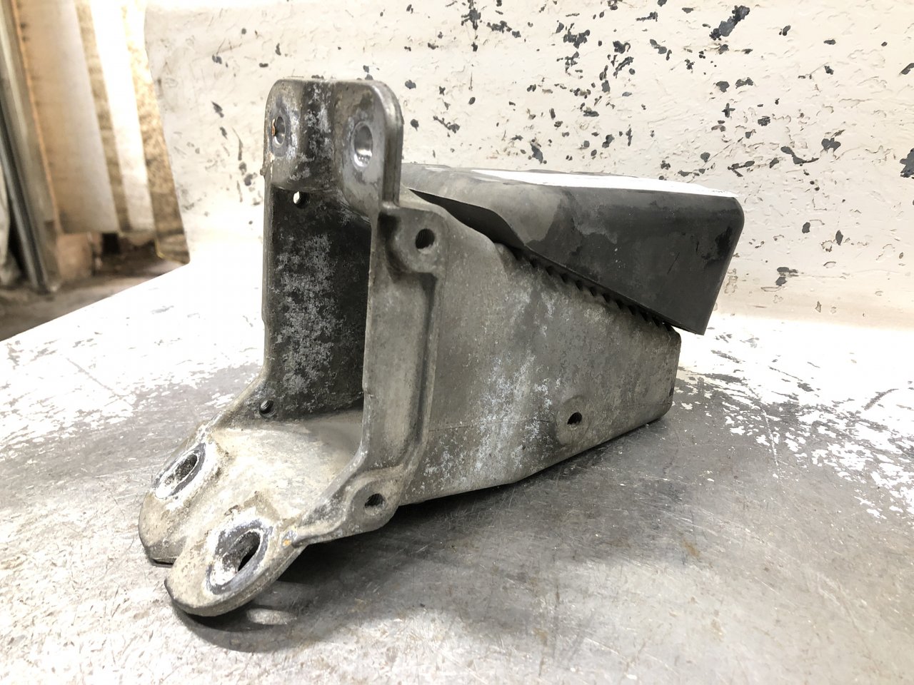 L85-6116 | Kenworth T680 Hood Rest for Sale