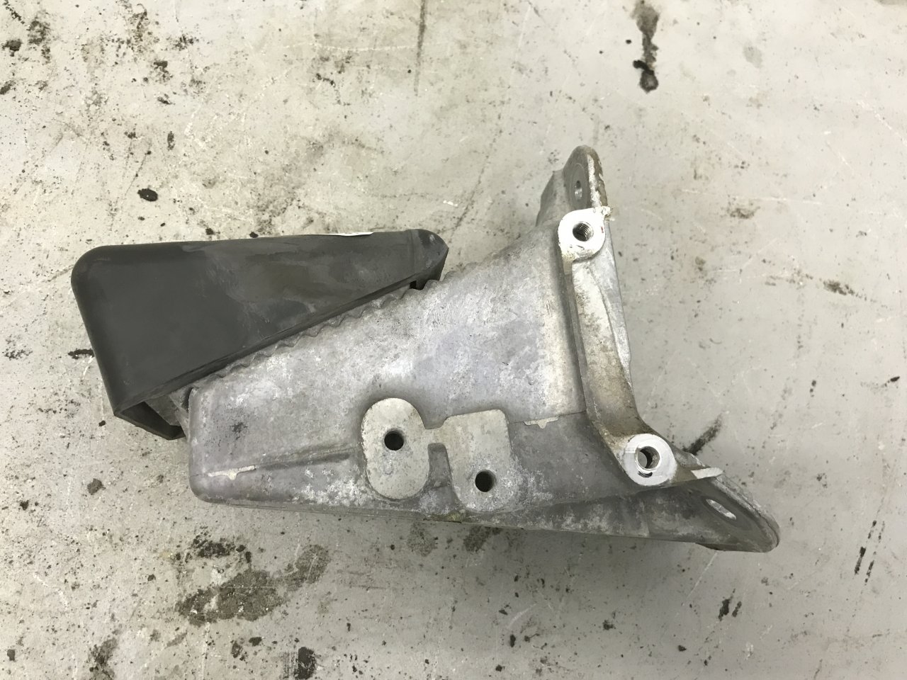 L85-6130 | Kenworth T680 Hood Rest for Sale