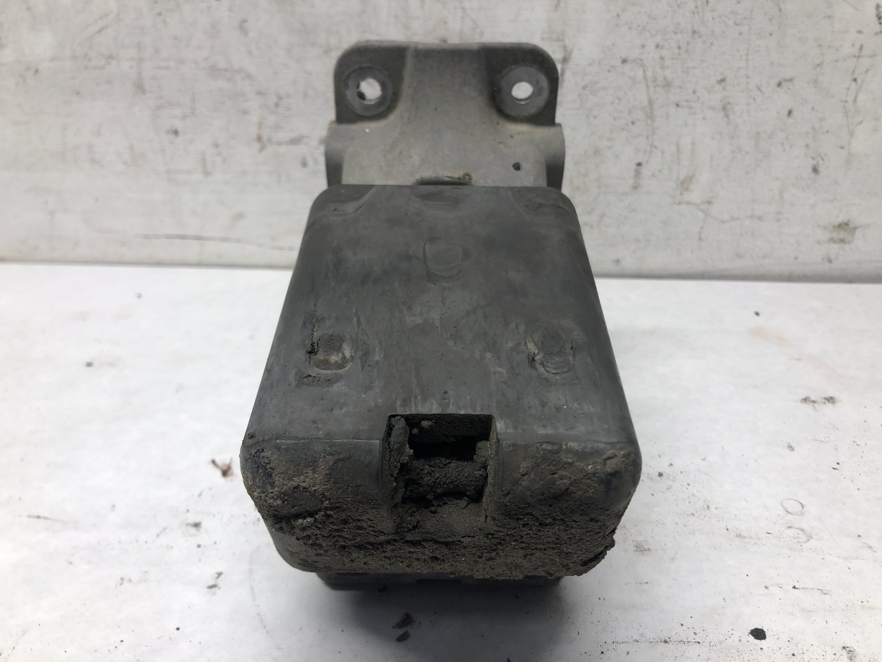 L85-6130 | Kenworth T880 Hood Rest for Sale