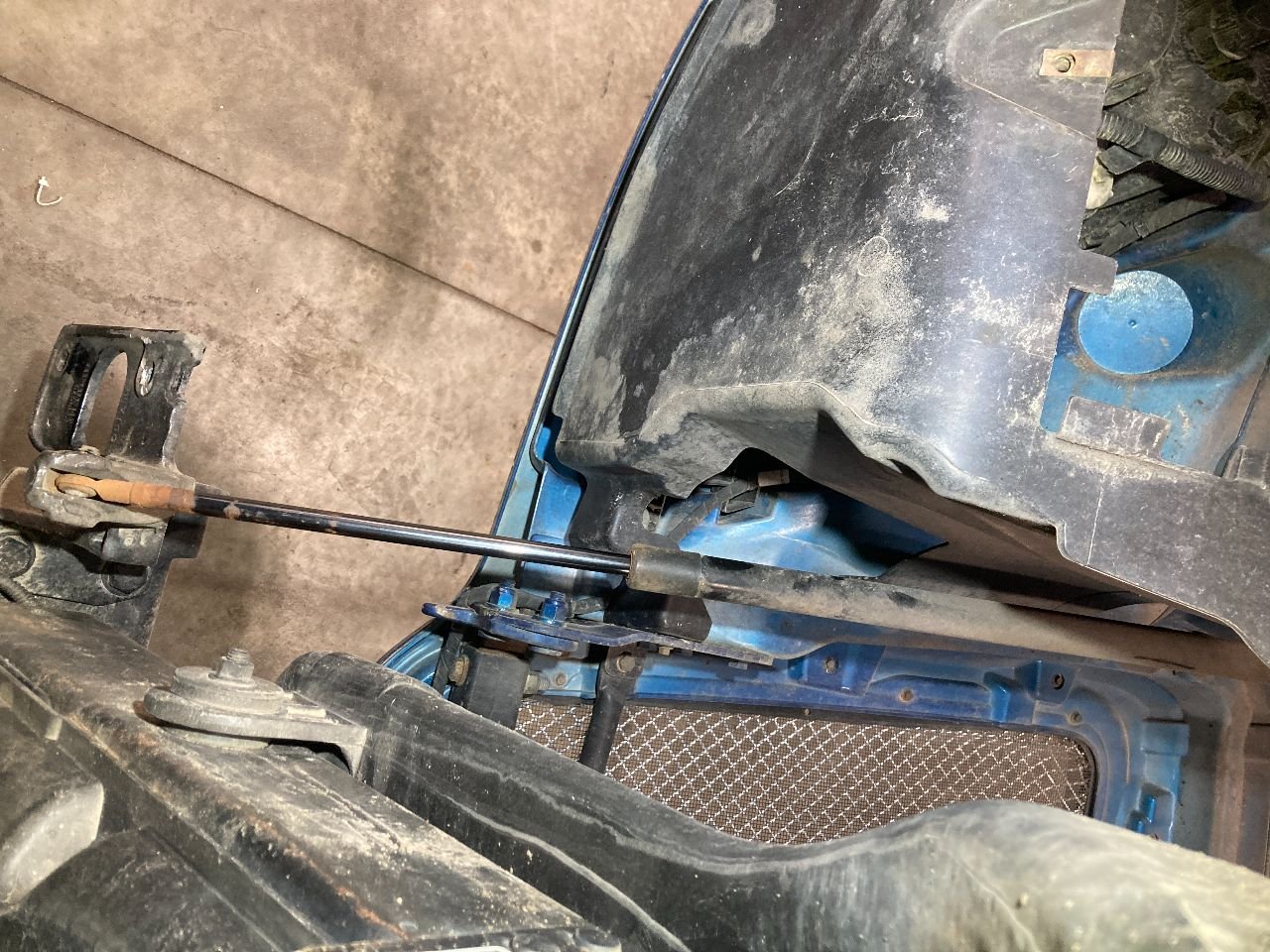 L71-6016 | Kenworth T680 Hood Shock for Sale