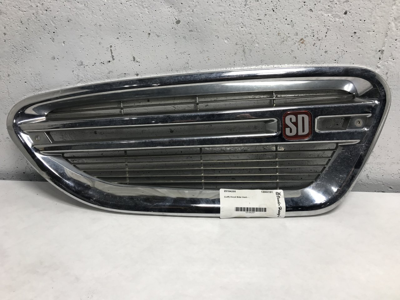 17-18878-001 | Freightliner 114SD Hood Side Vent for Sale