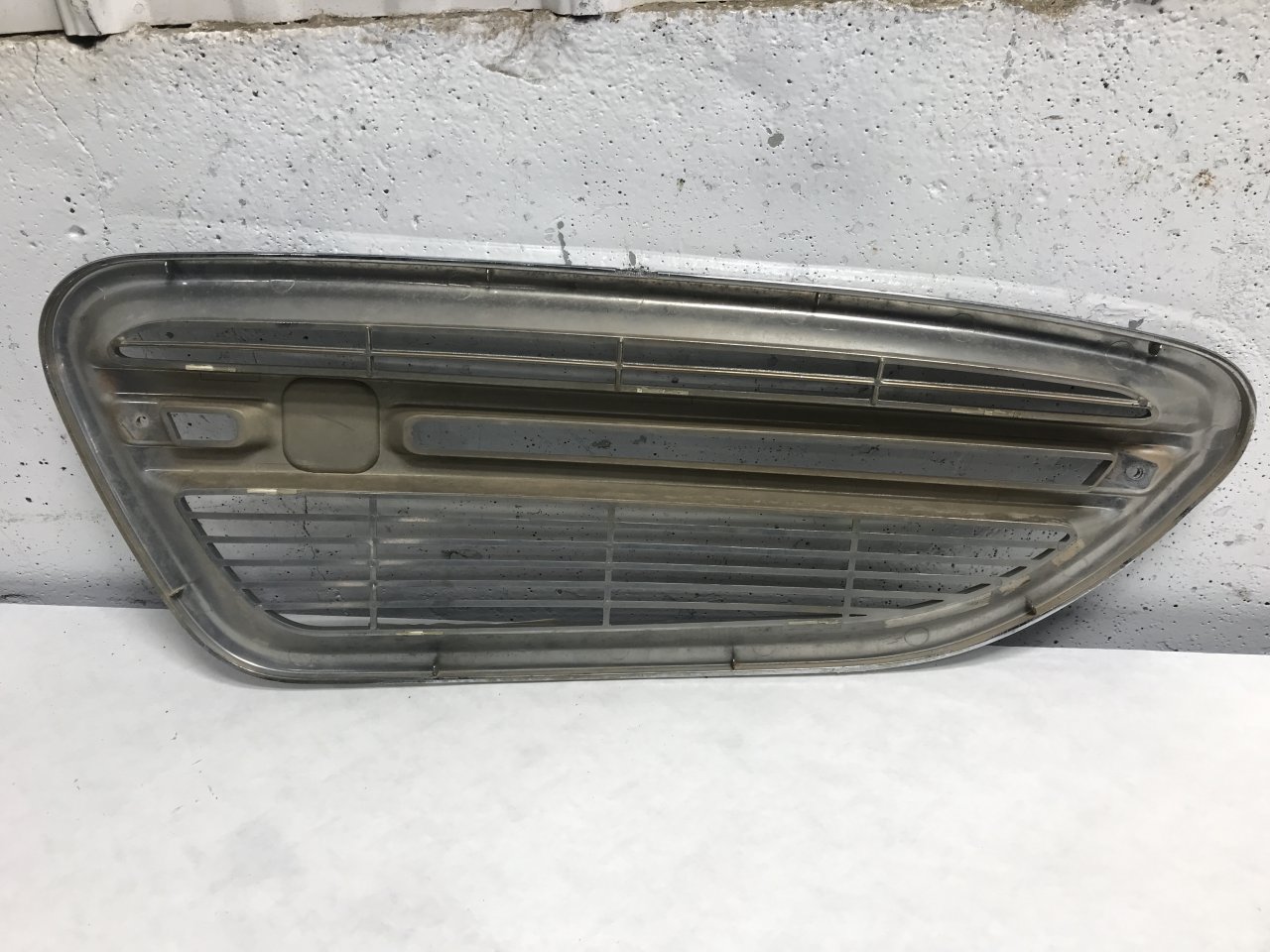 17-18878-001 | Freightliner 114SD Hood Side Vent for Sale