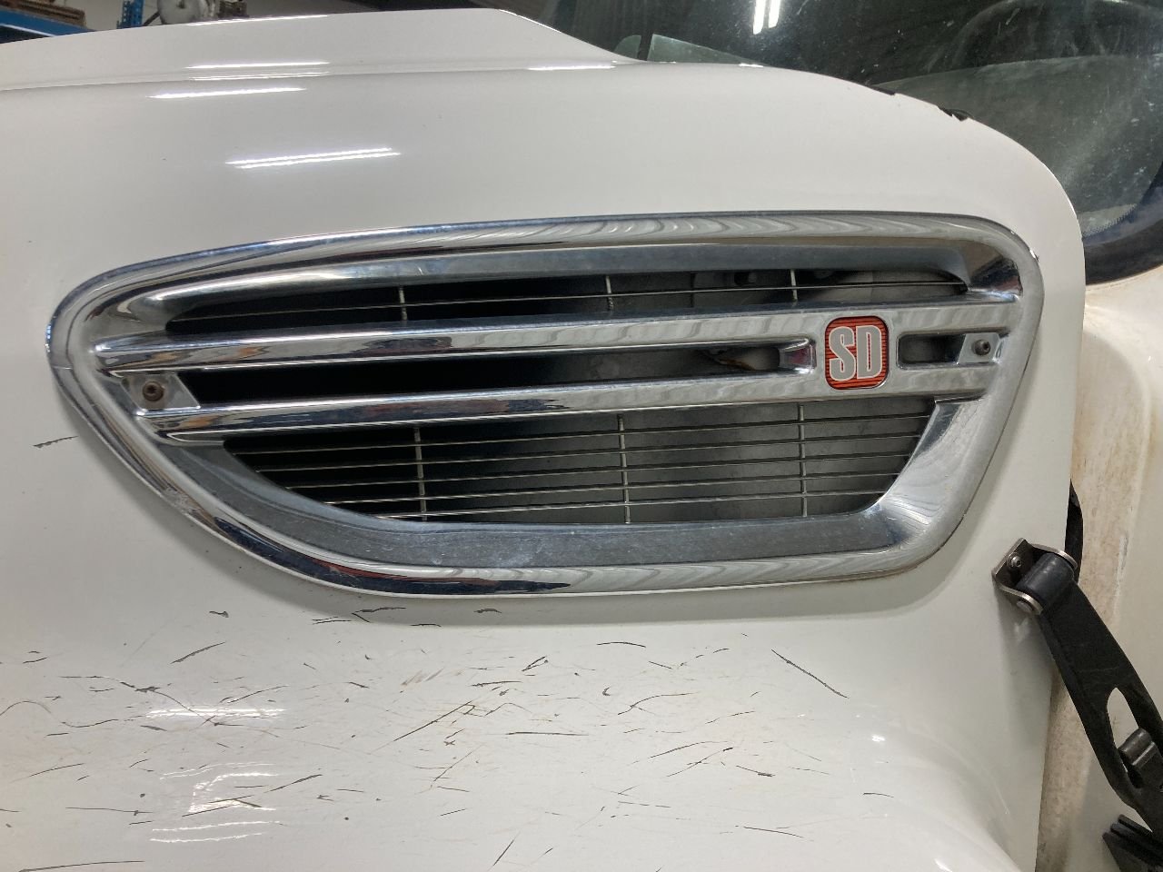 17-18878-001 | Freightliner 114SD Hood Side Vent for Sale