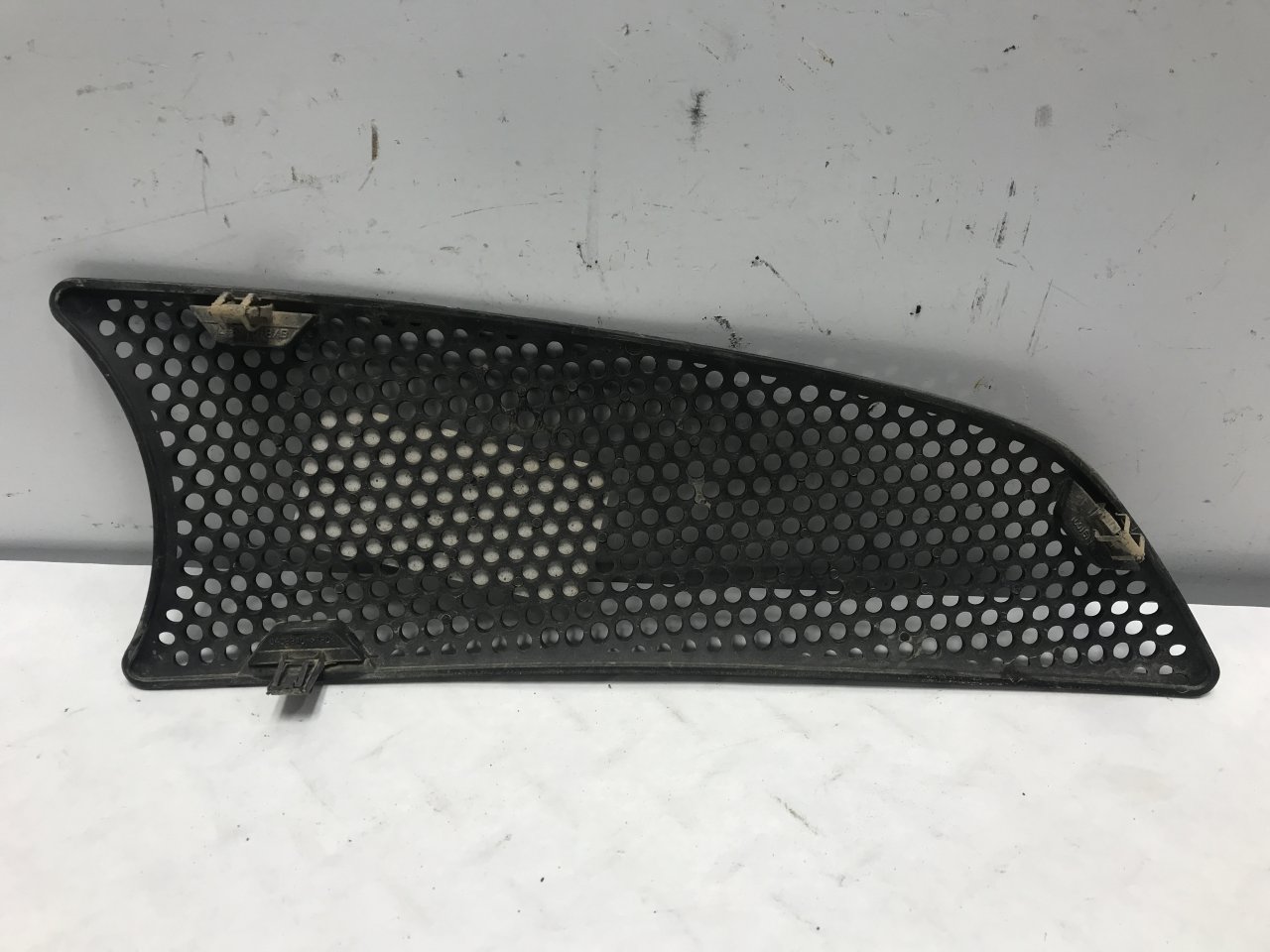 L46-1018 | Kenworth T660 Hood Side Vent for Sale