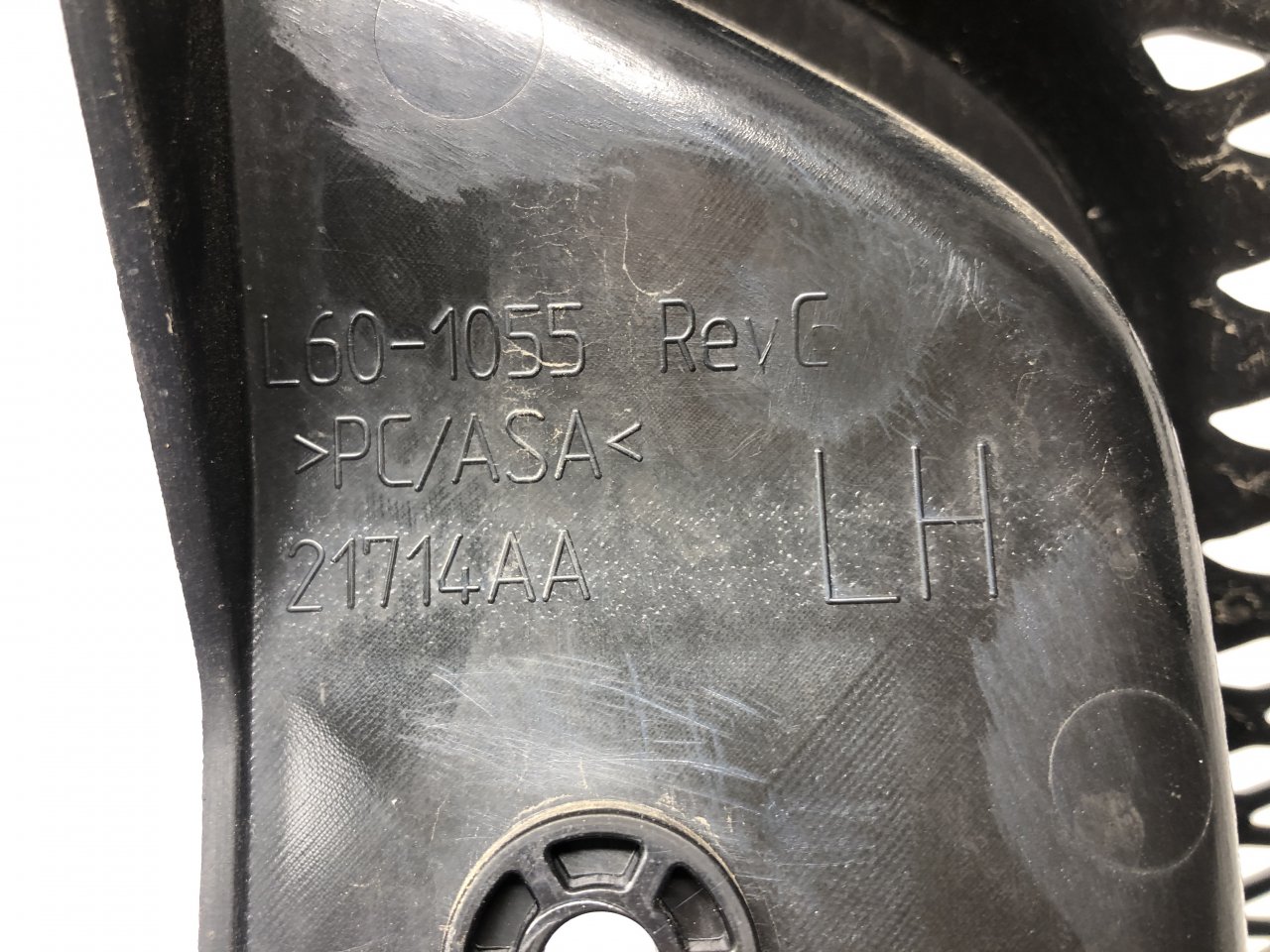 L60-1055 | Kenworth T680 Hood Side Vent for Sale