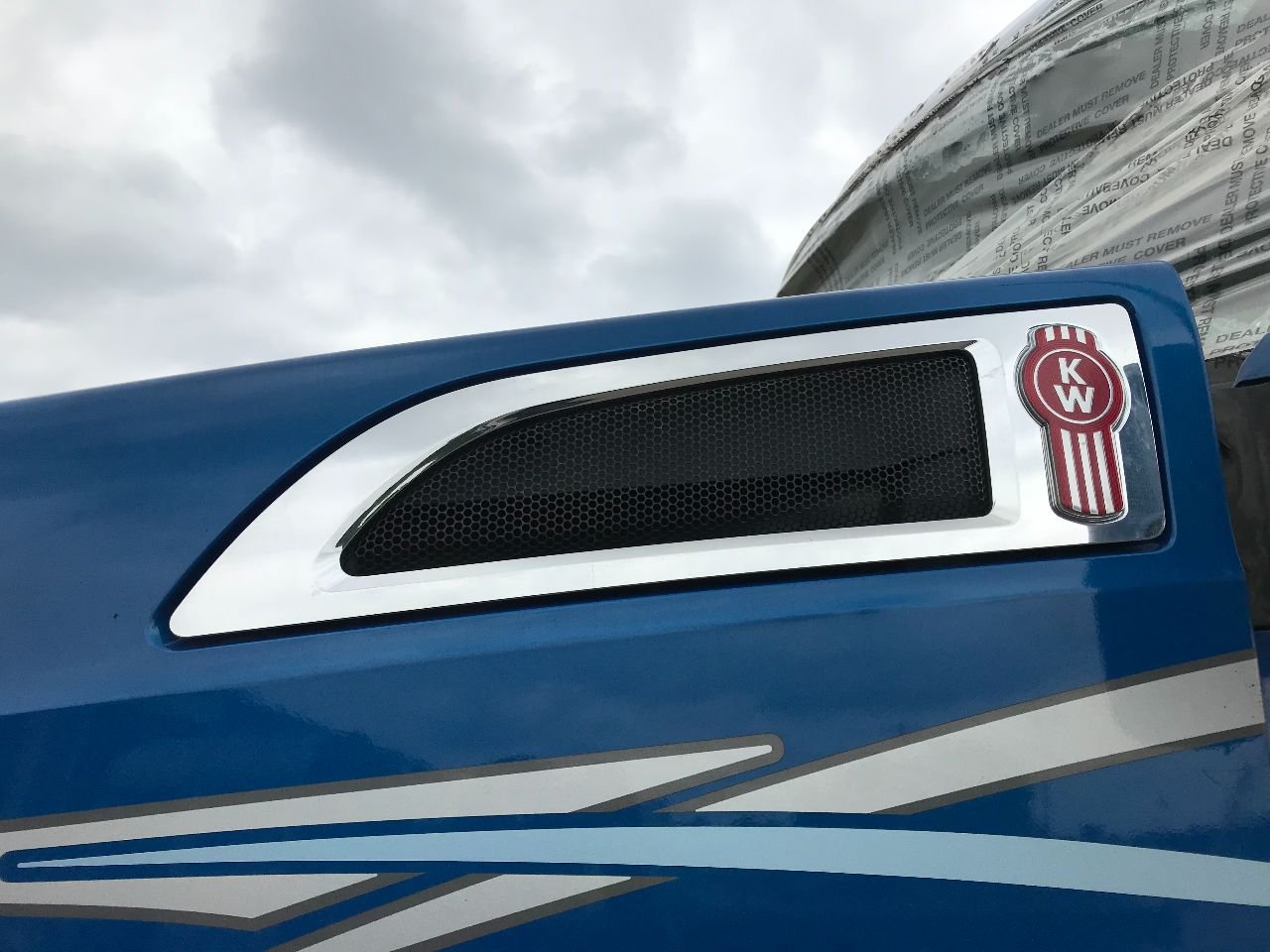 Kenworth T680 Hood Side Vent for Sale