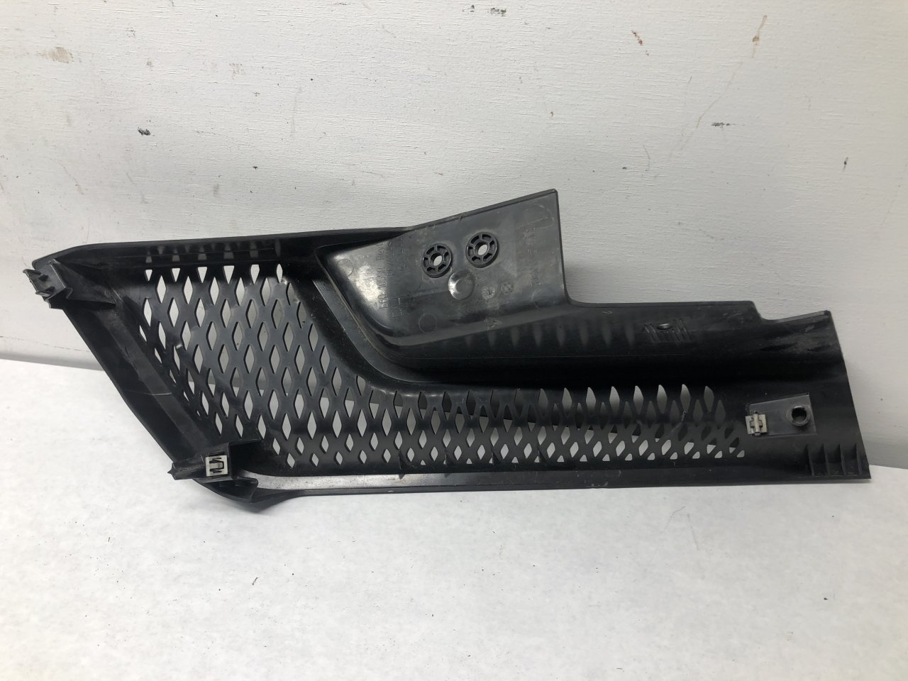 L60-1055R | Kenworth T680 Hood Side Vent for Sale