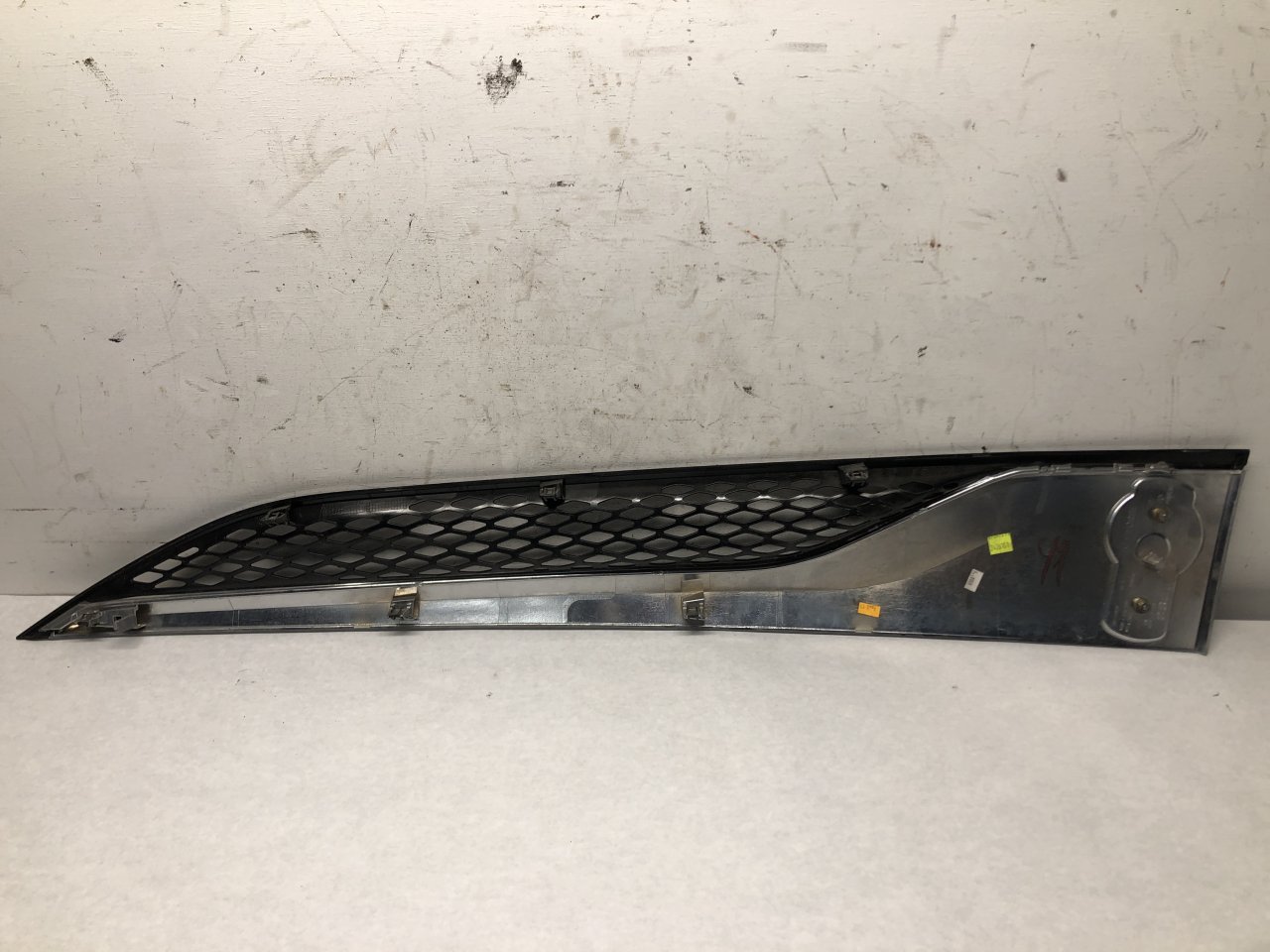 L60-1062R | Kenworth T680 Hood Side Vent for Sale