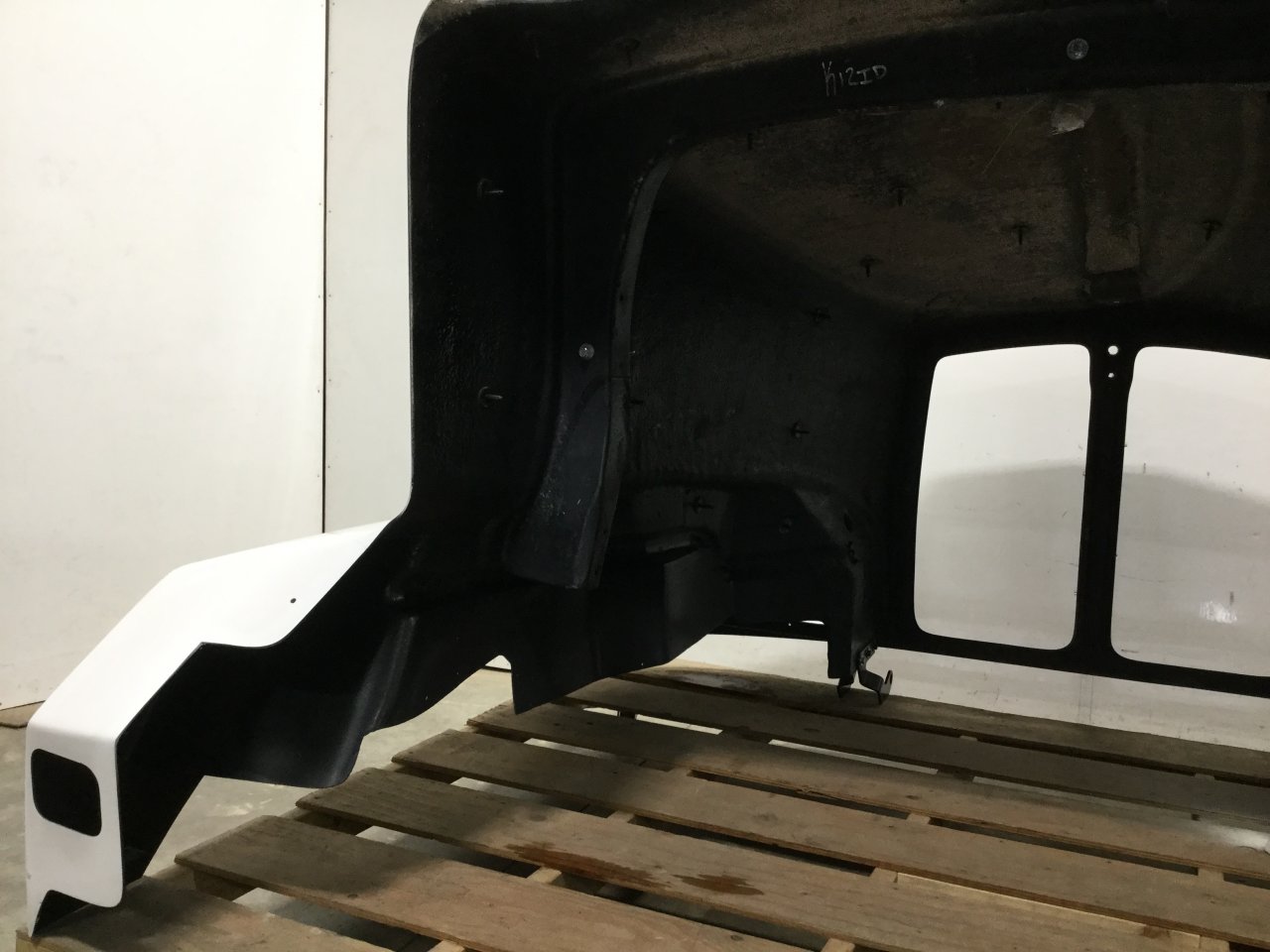 02-12560 | Kenworth T600 Hood for Sale