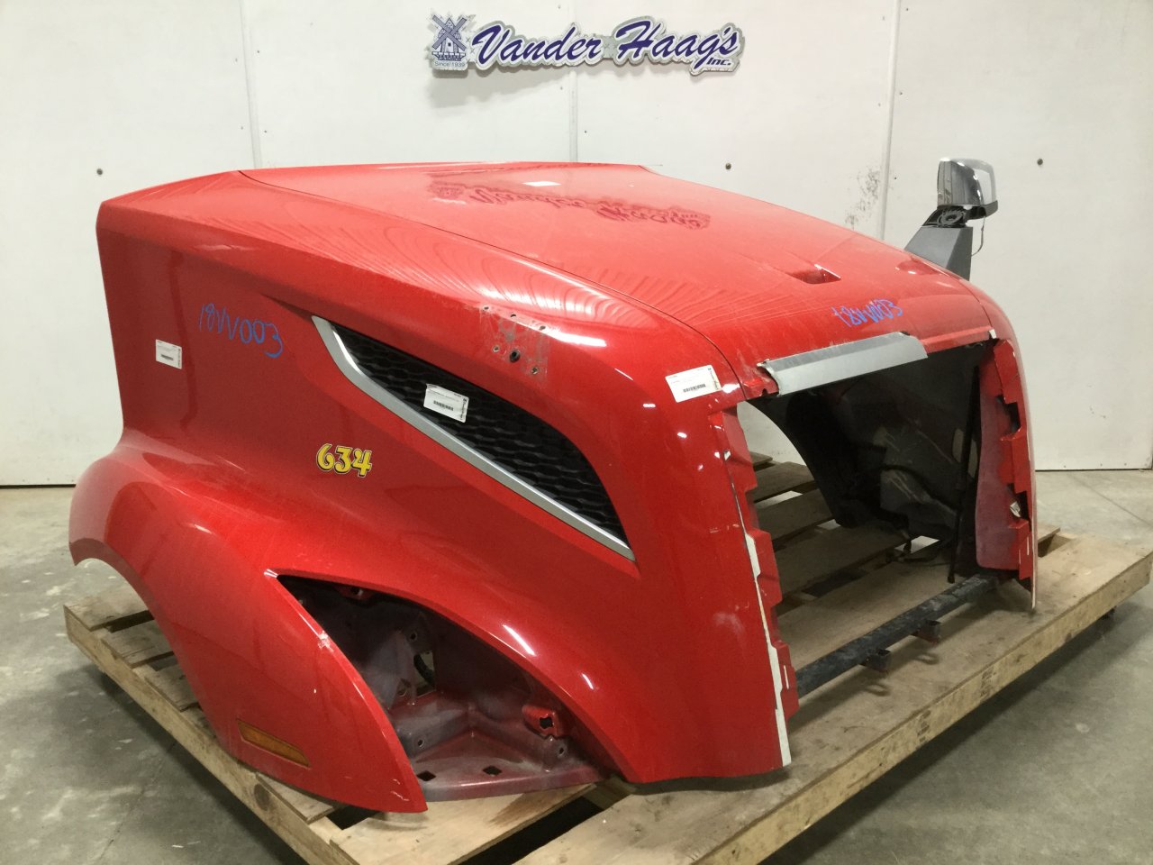 82743891 | Volvo VNL Hood for Sale