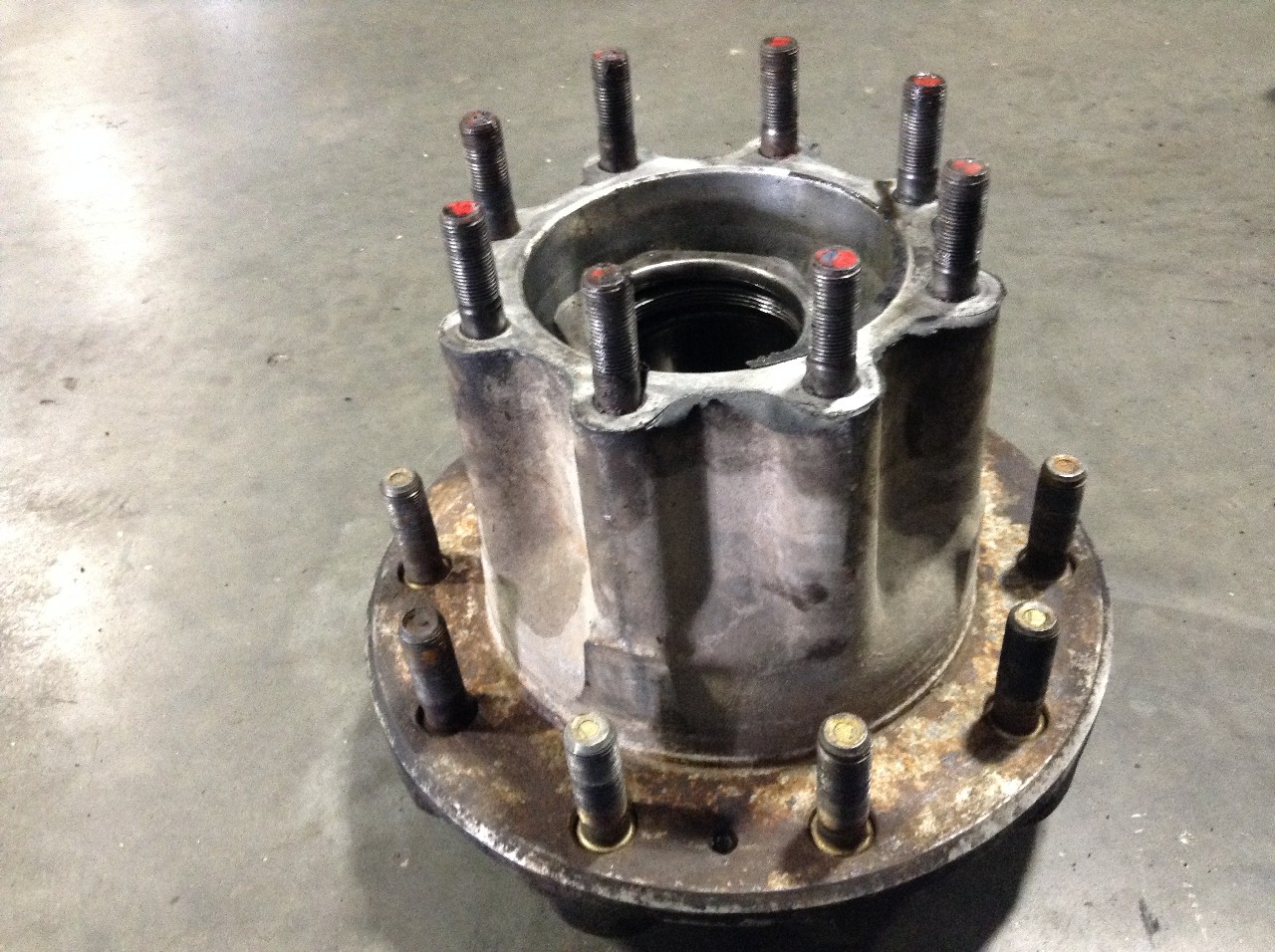 0306196L | Peterbilt 379 Hub for Sale