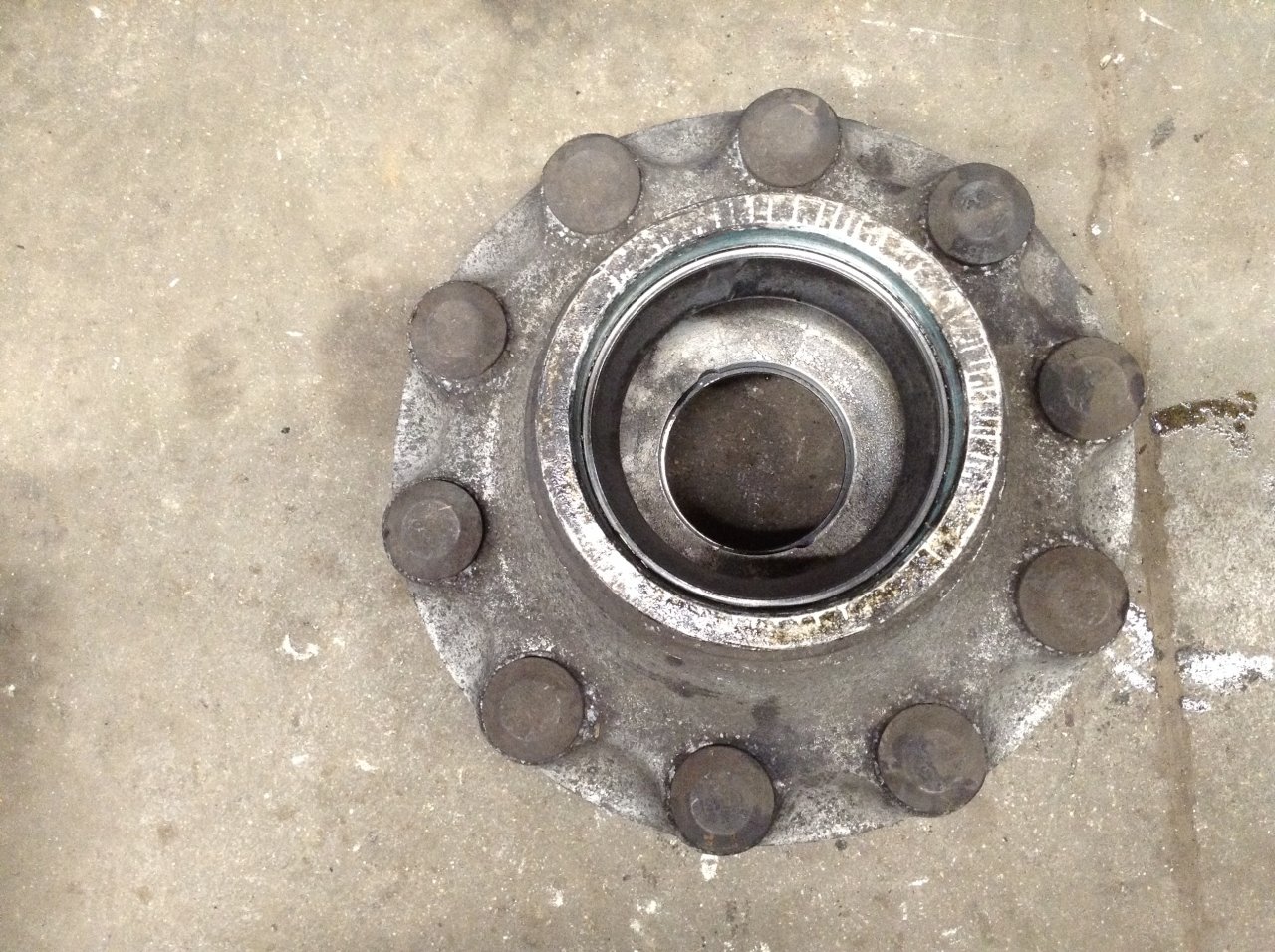 101945G | Peterbilt 379 Hub for Sale