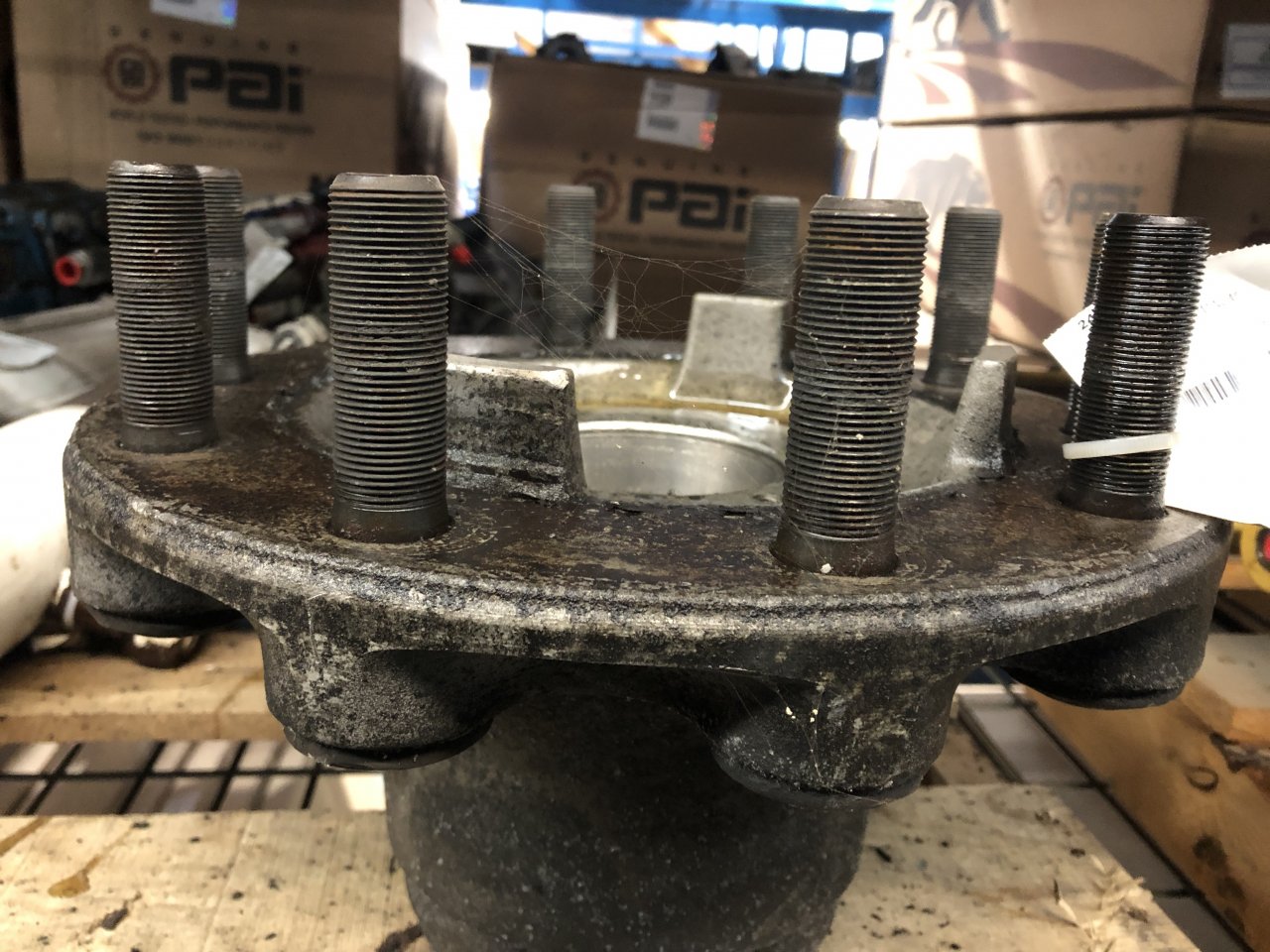 101945G | Peterbilt 379 Hub for Sale