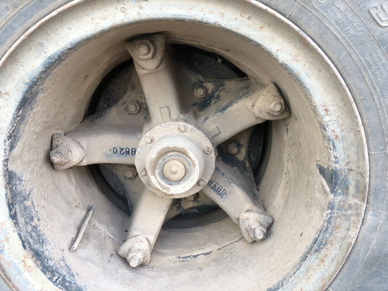 8520 | Ford F600 Hub for Sale