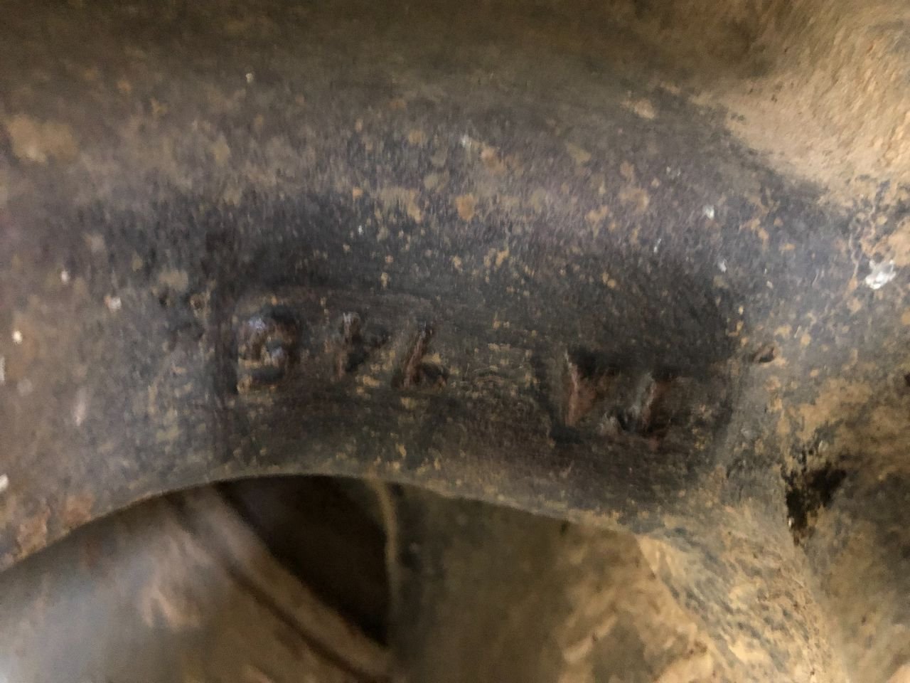 Ford L8501 Hub for Sale