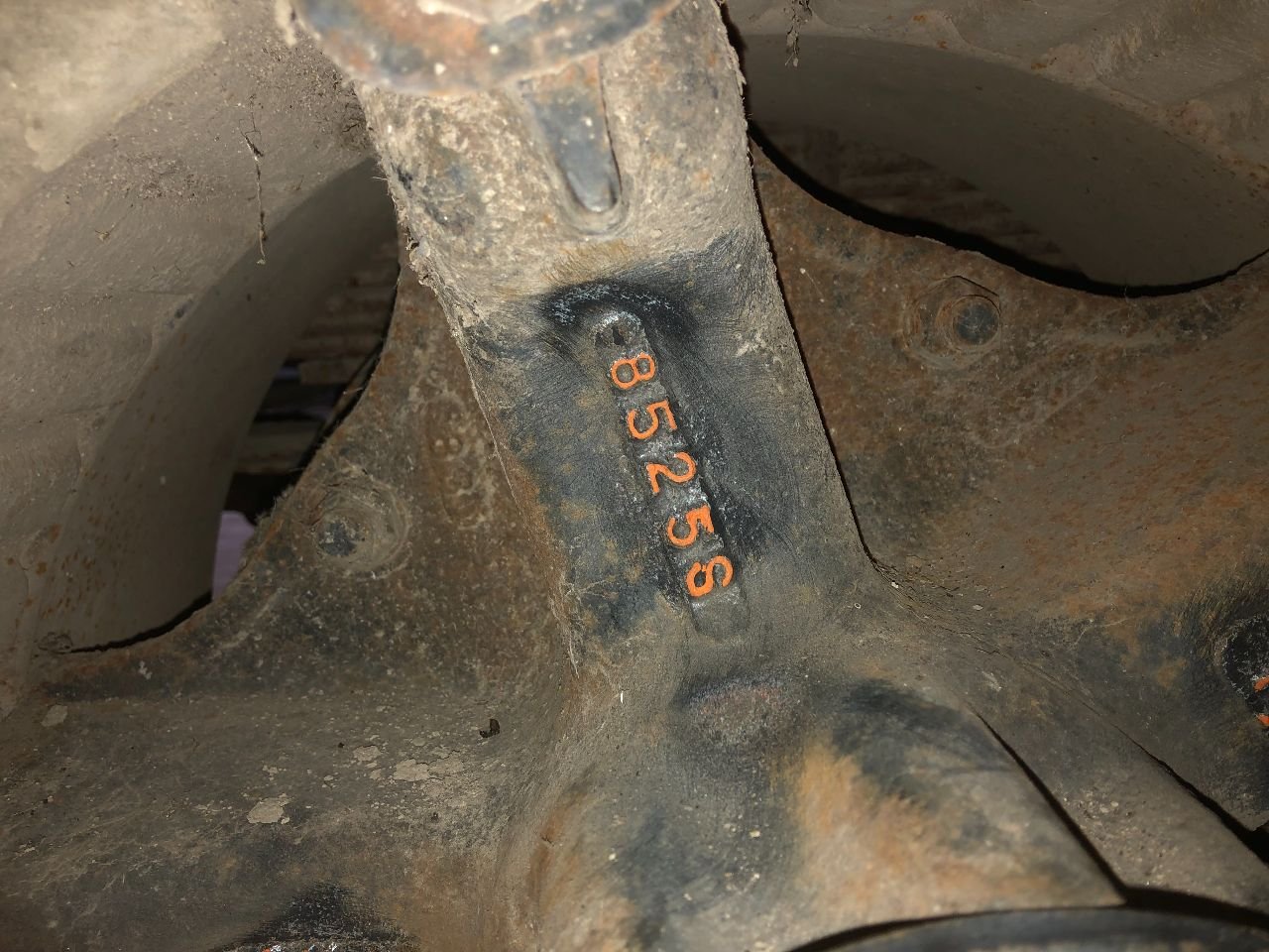 85256 | International S1700 Hub for Sale