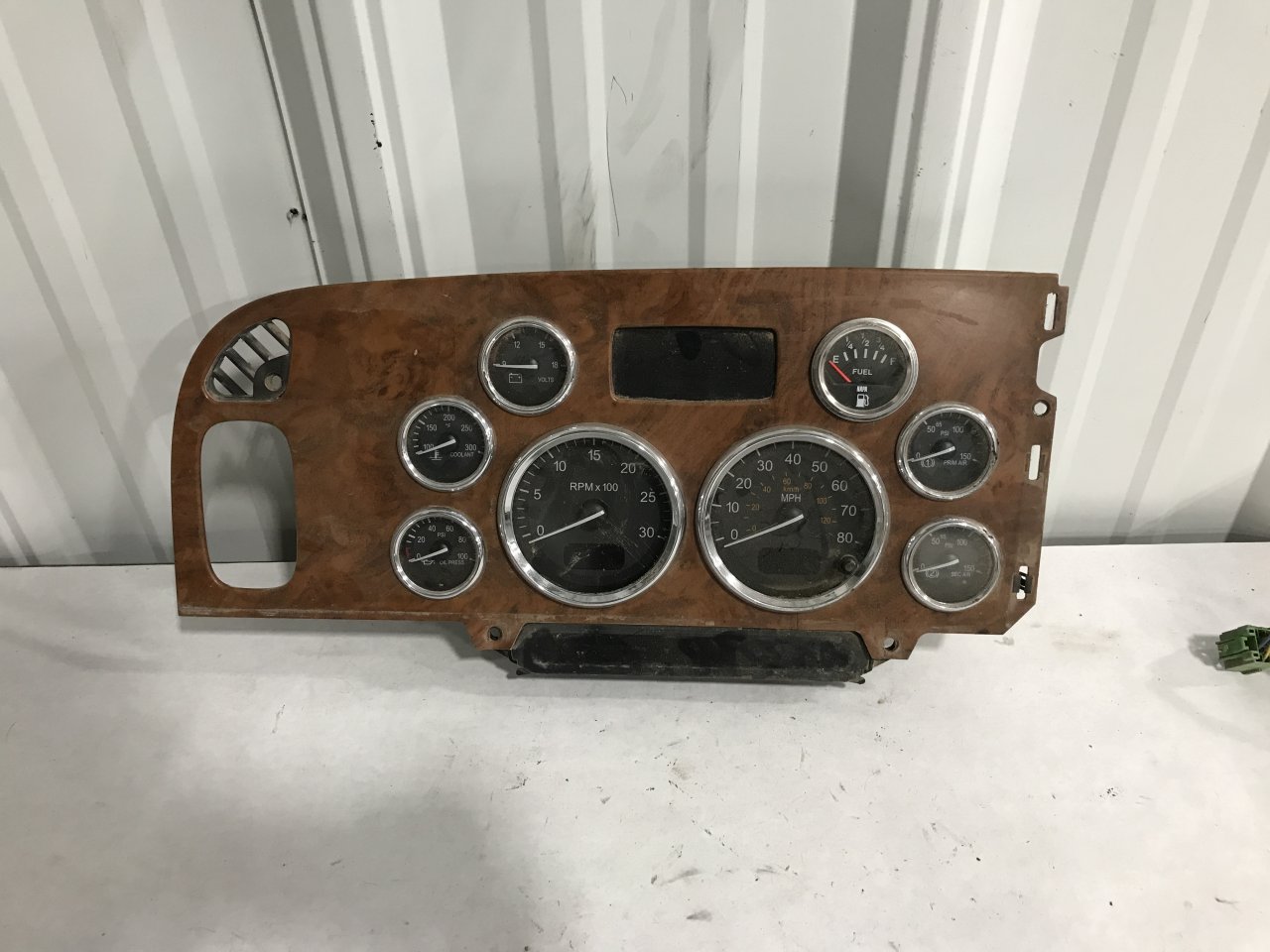 Q43-6001-100603 | Peterbilt 379 Speedometer Instrument Cluster for Sale