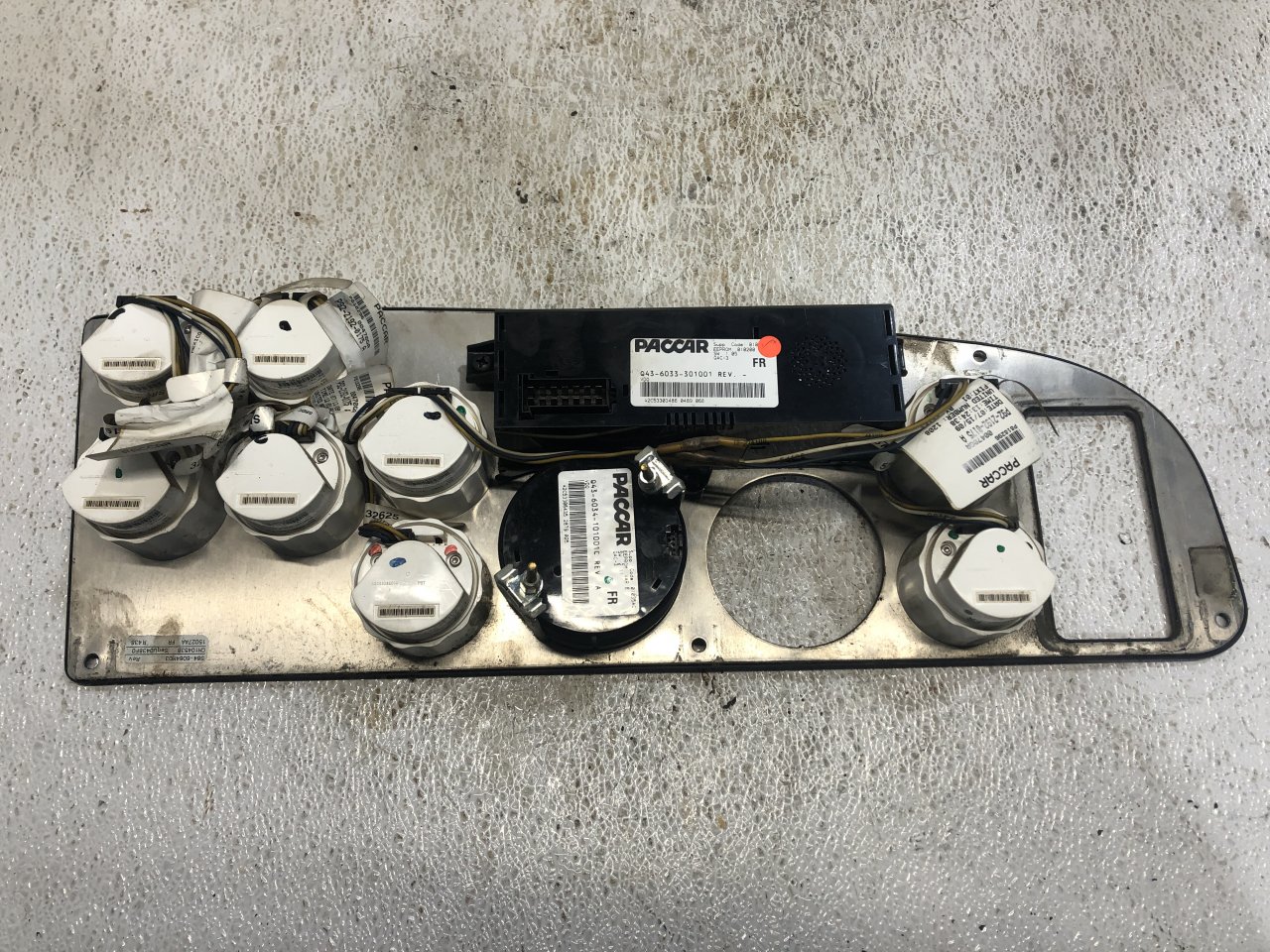 S64-6064M03 | Peterbilt 387 Speedometer Instrument Cluster for Sale