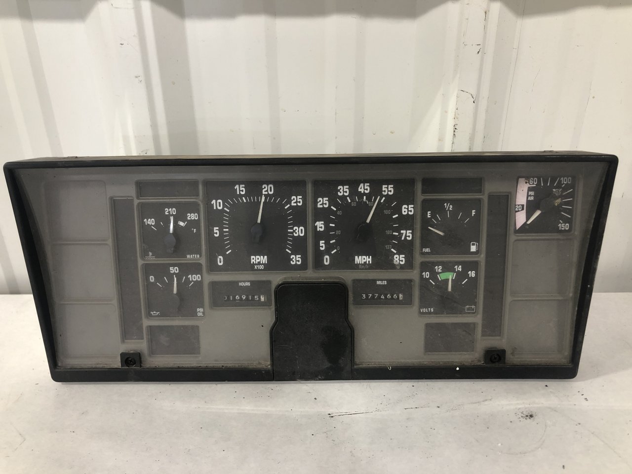 2512565C91 | International 8100 Speedometer Instrument Cluster for Sale
