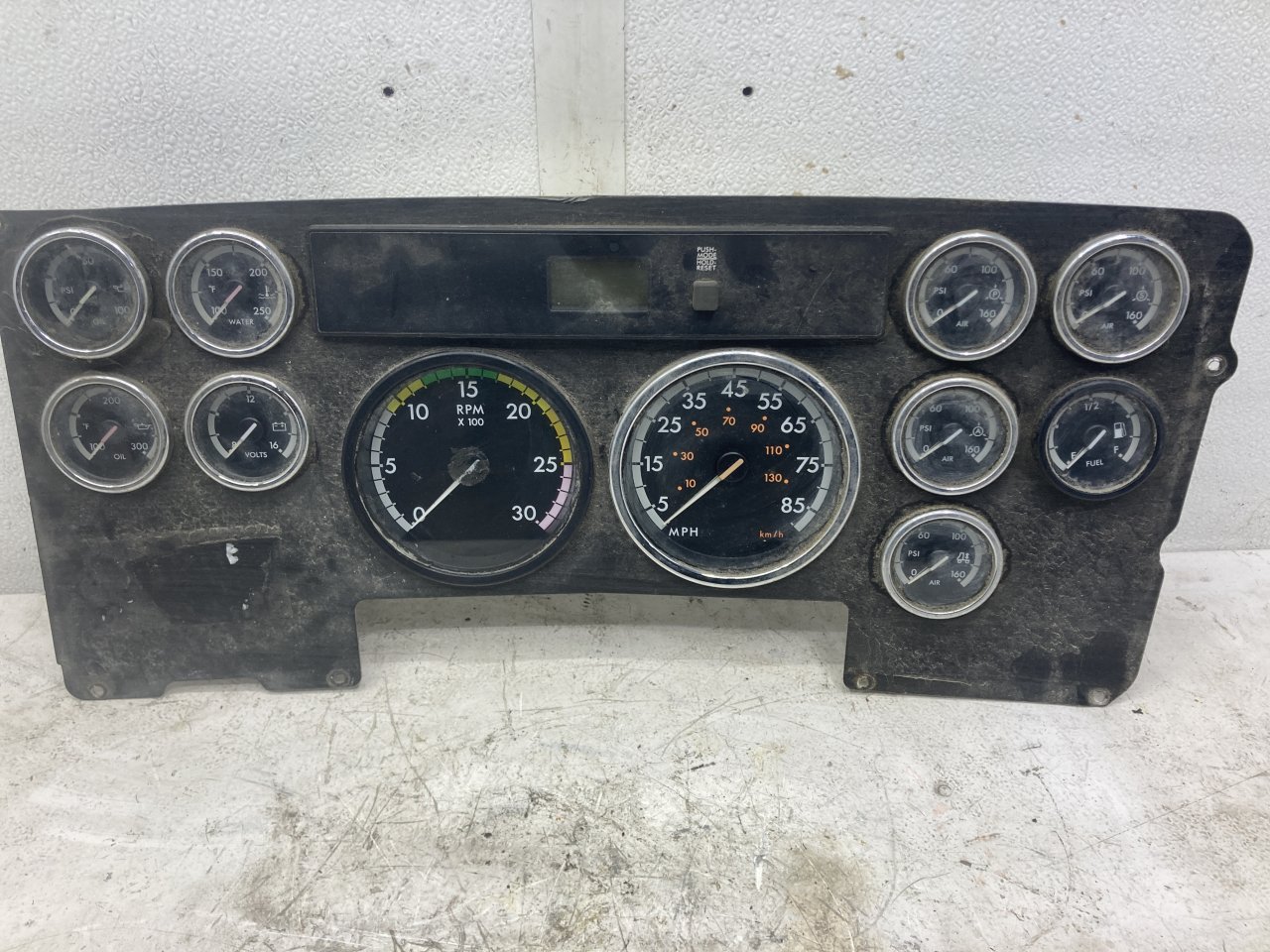 A22-59448-001 | Freightliner C120 CENTURY Speedometer Instrument Cluster fo