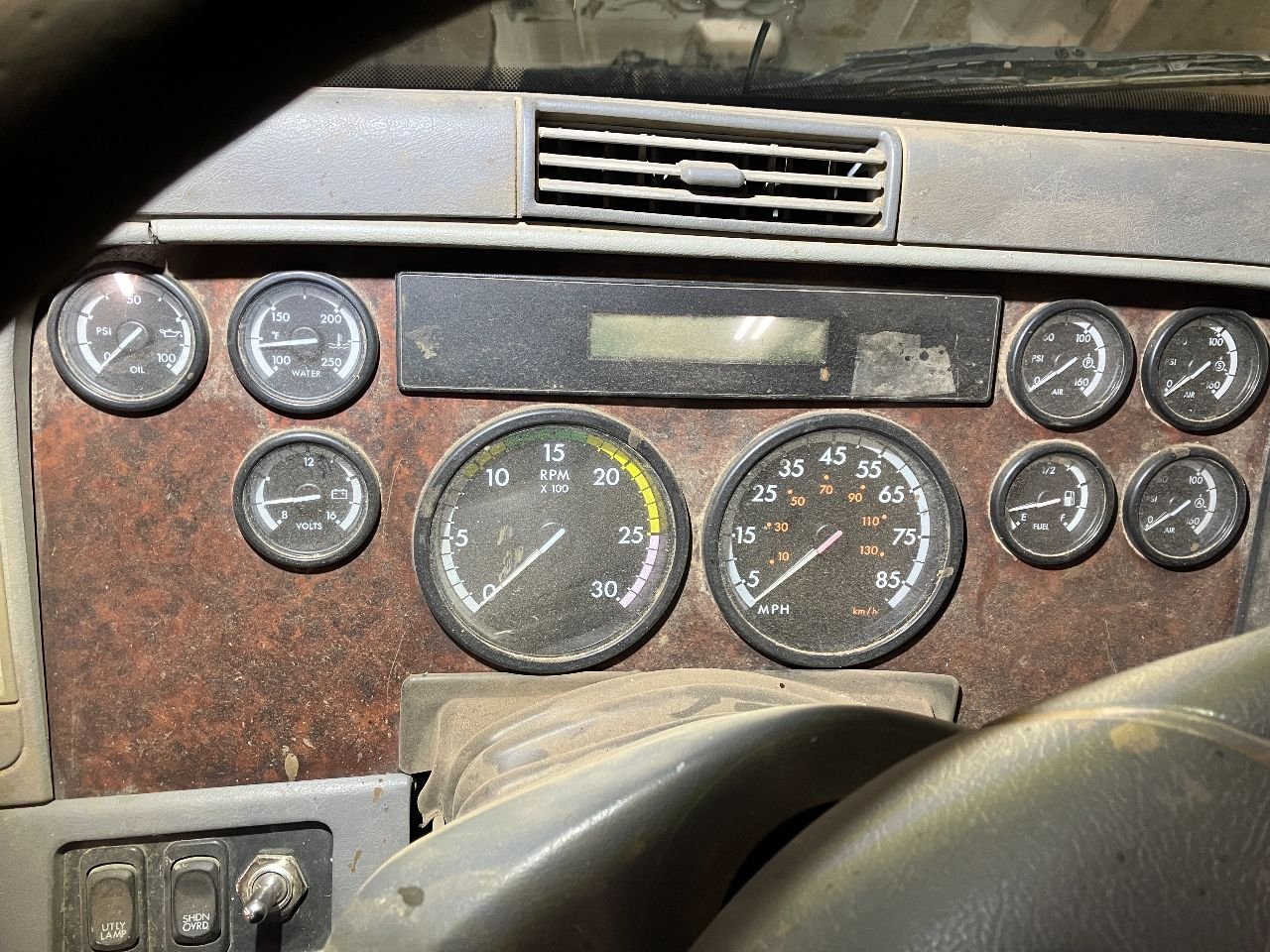 A22-61098-000 | Freightliner C120 CENTURY Speedometer Instrument Cluster fo