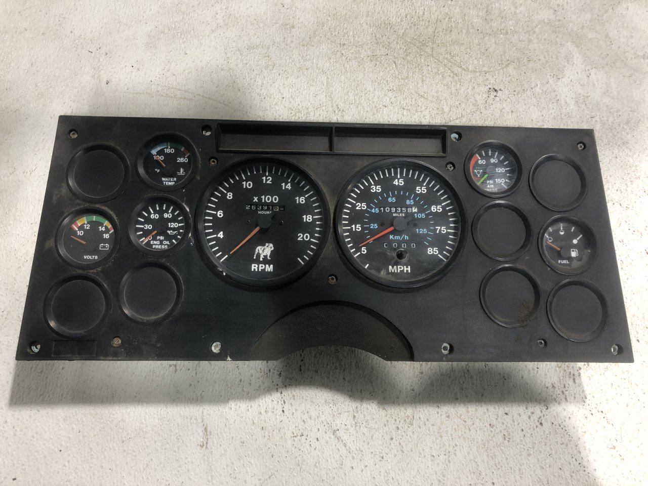 Y081091 | Mack CH600 Speedometer Instrument Cluster for Sale
