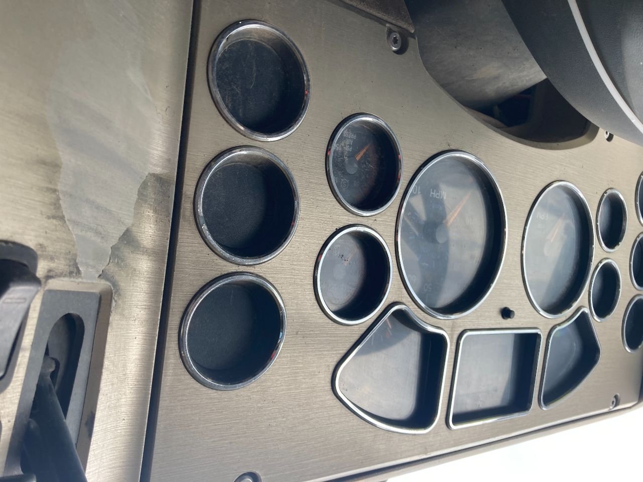 Mack CTP700B (GRANITE) Speedometer Instrument Cluster for Sale